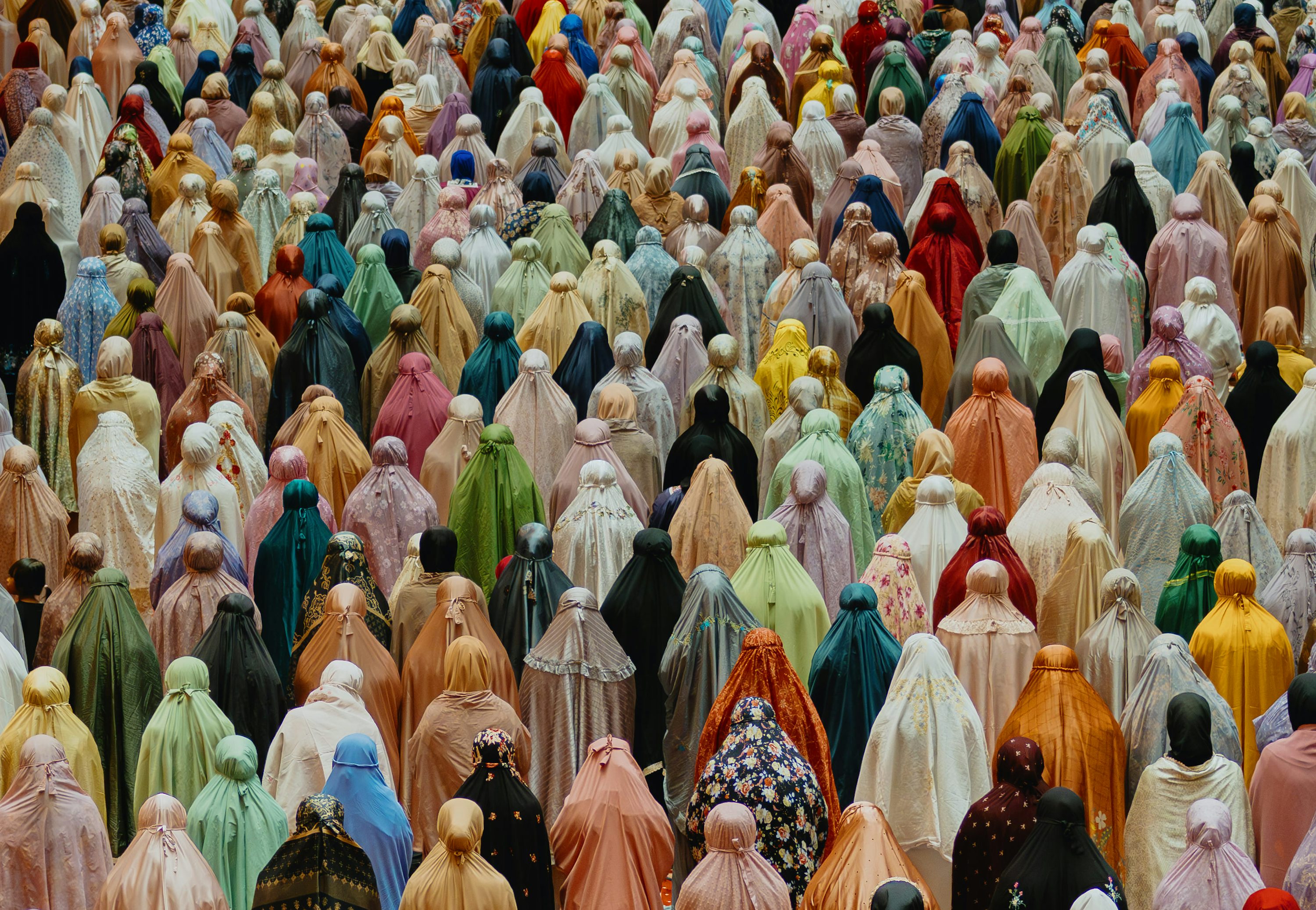 Un grand groupe de personnes debout dans une foule photo – Image ... Un grand groupe de personnes debout dans une foule photo – Image ...