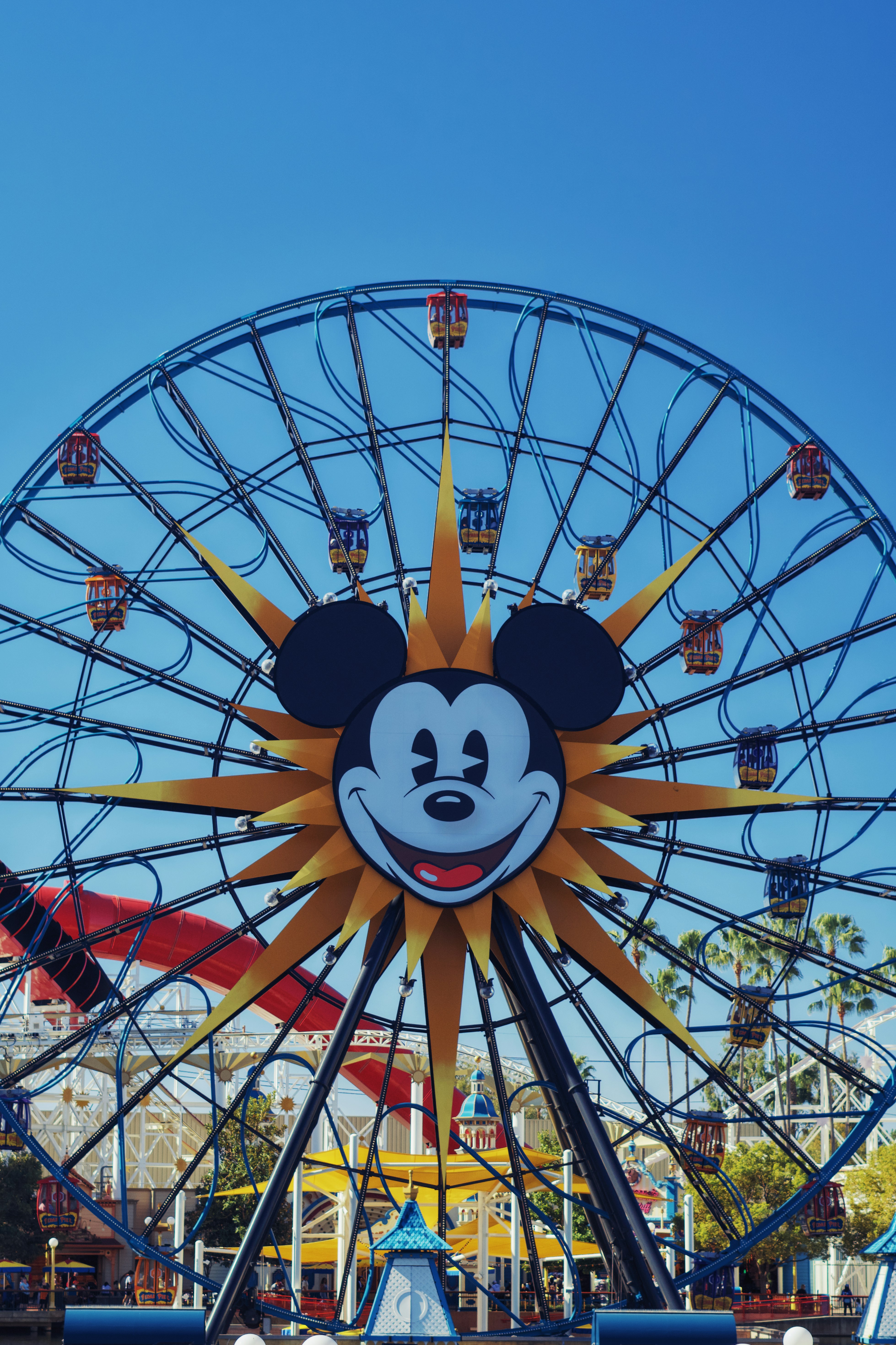 Una rueda de la fortuna con la cara de Mickey Mouse foto – Imagen de ...