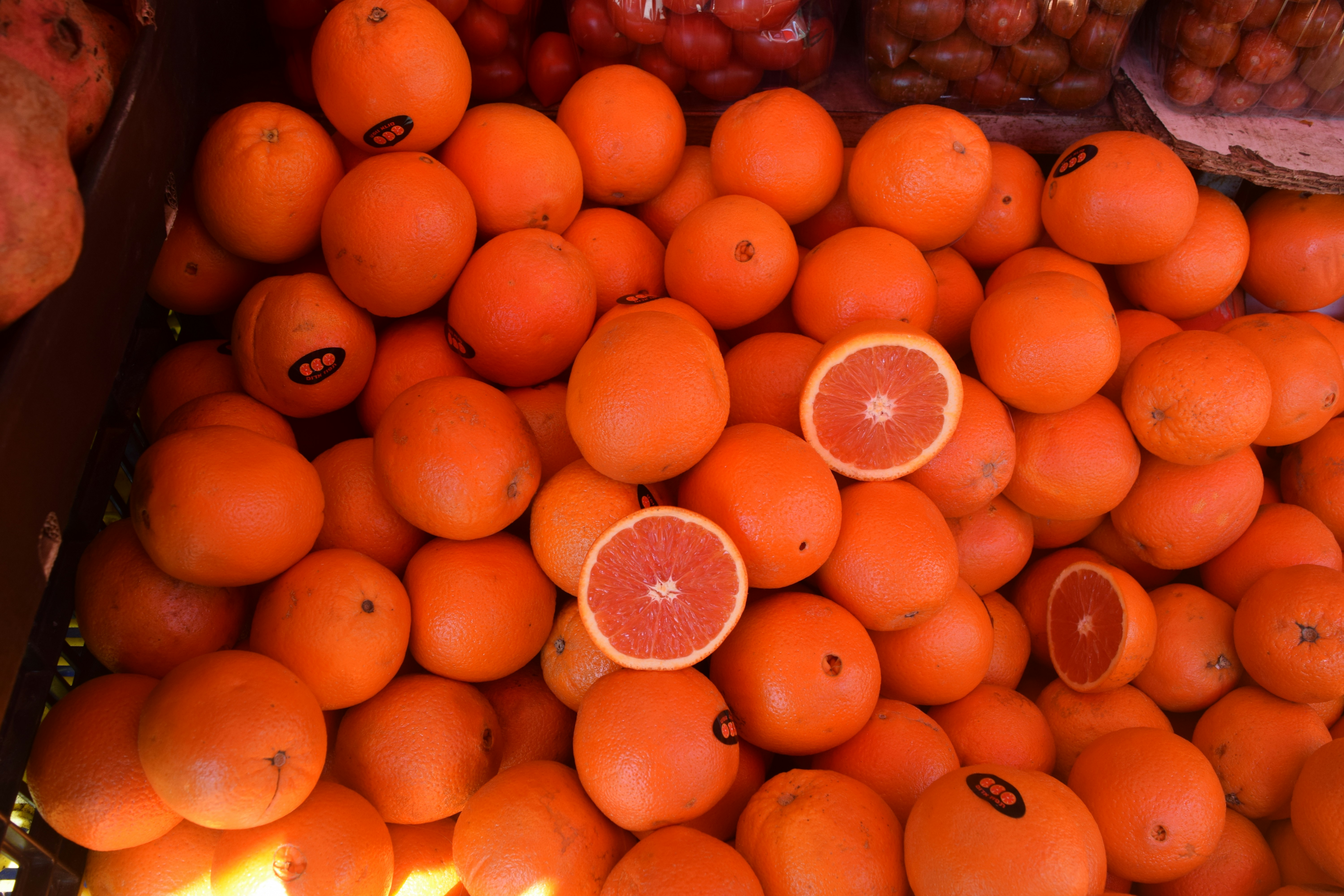 Center Slice: The Halved Orange Amid a Sea of Oranges