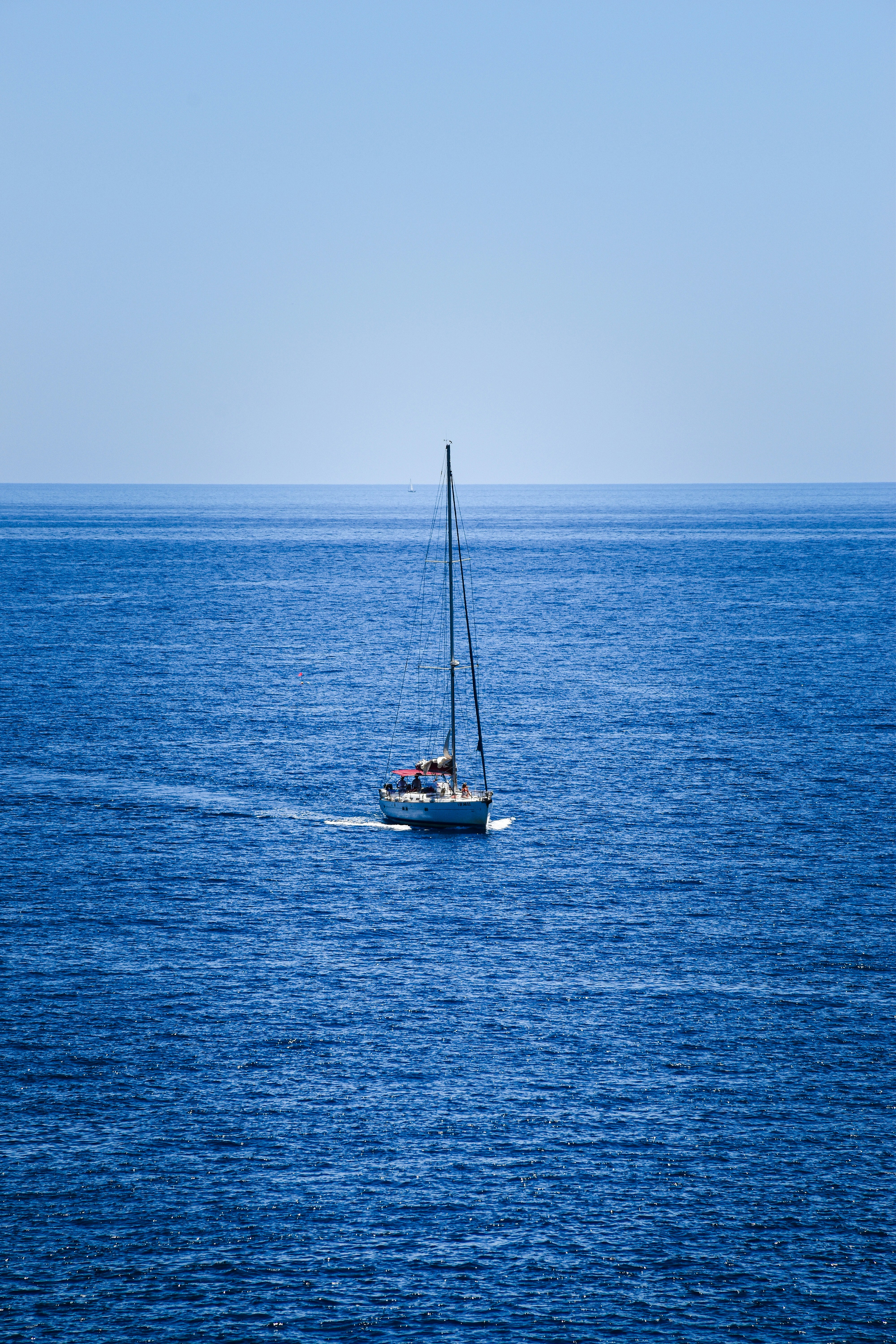 A sailboat in the middle of a large body of water photo – Free Travel ...