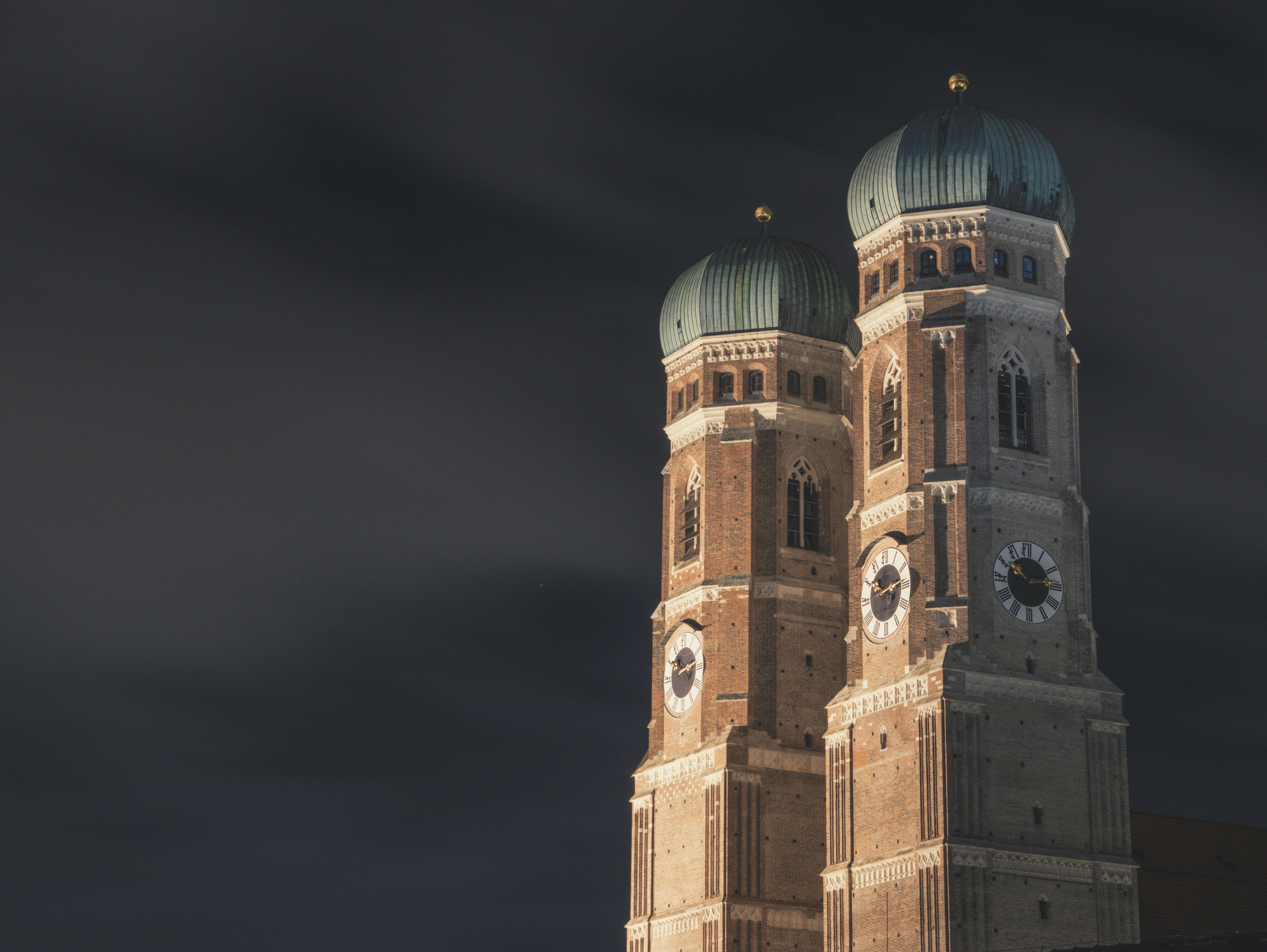 Una alta torre de reloj con dos relojes en cada uno de sus lados foto ...