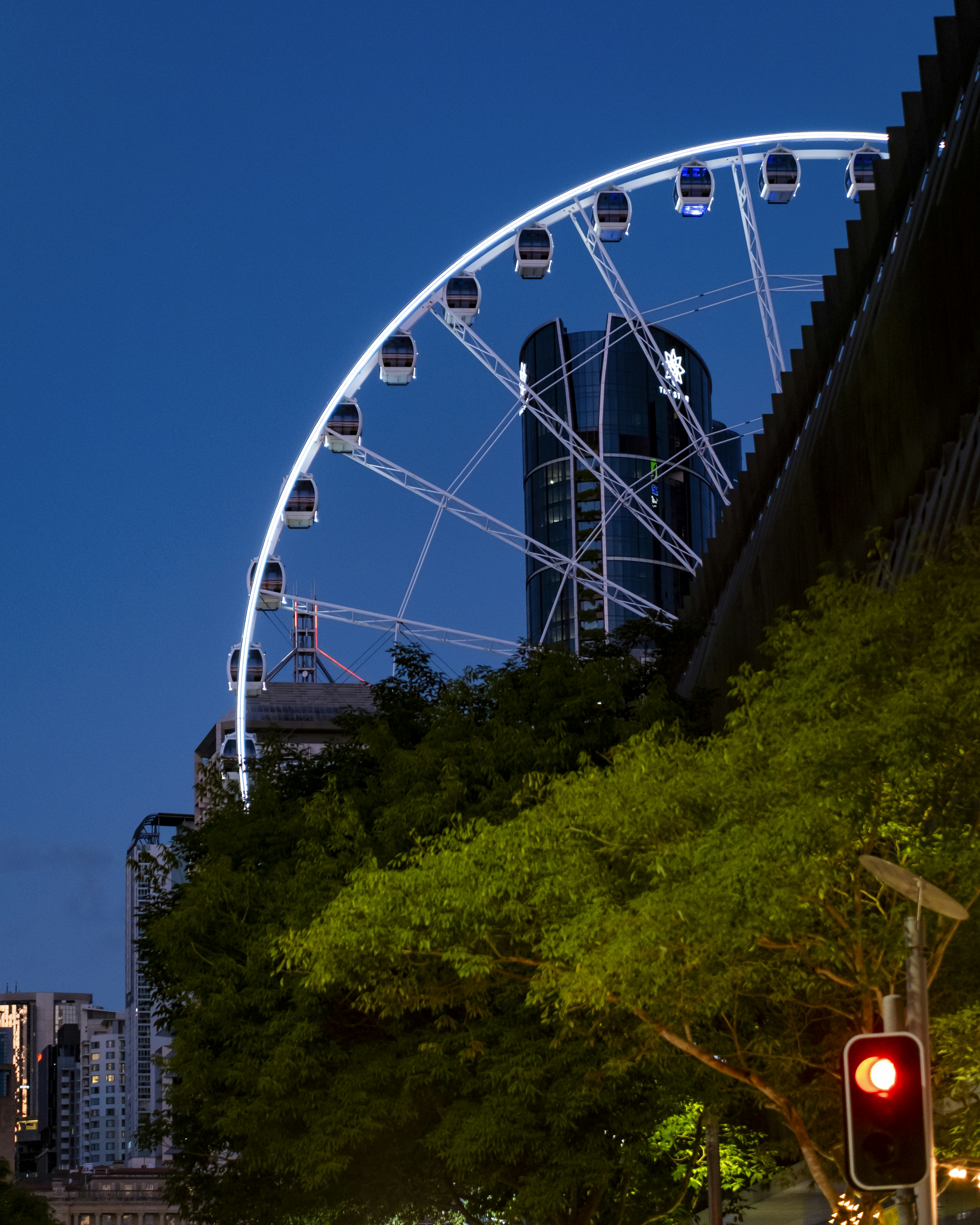 Une grande roue dans une ville la nuit photo – Image gratuite de ...