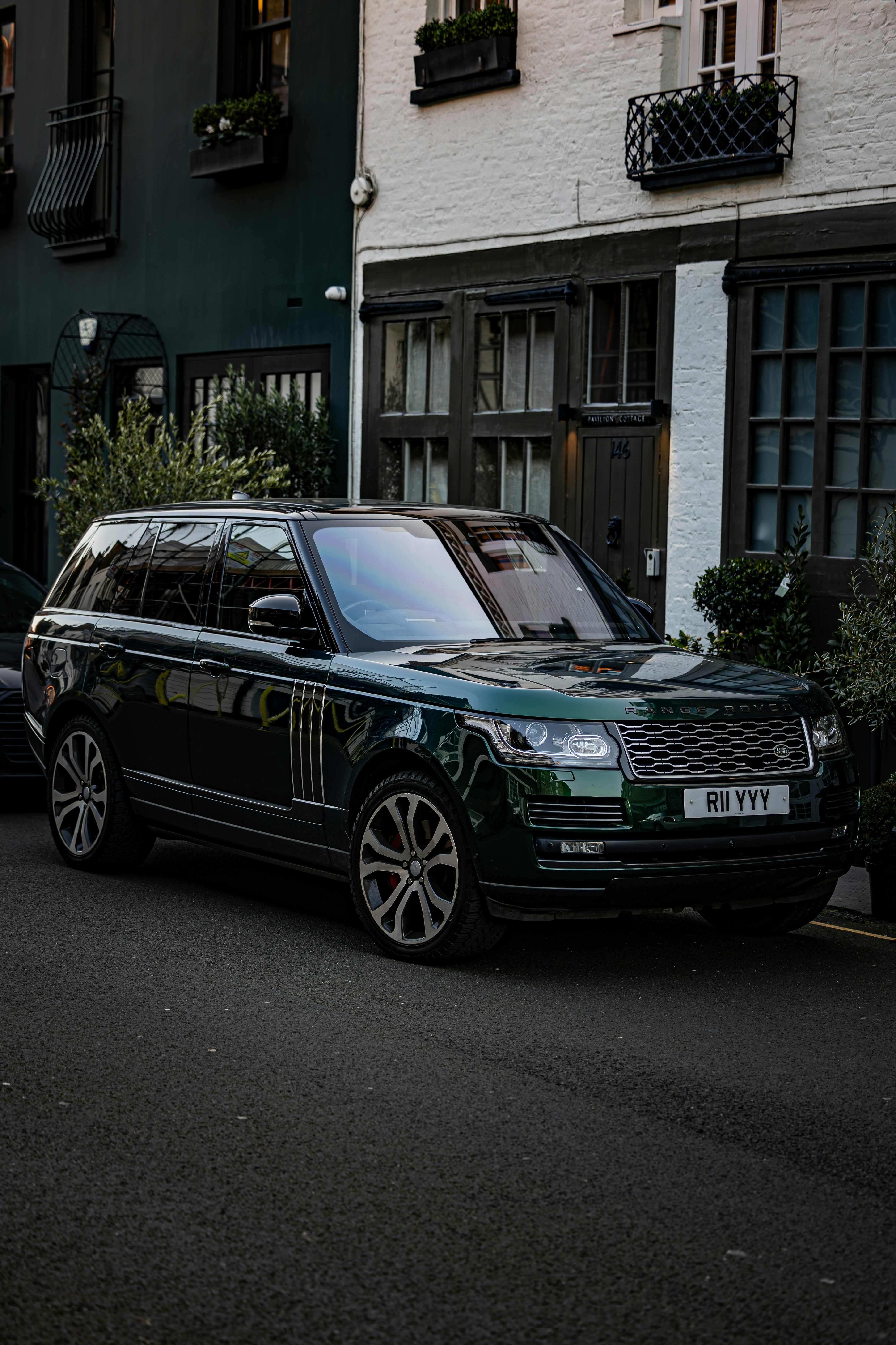 Built to Rule — Why Range Rover Still Owns the SUV Game 👑🚙