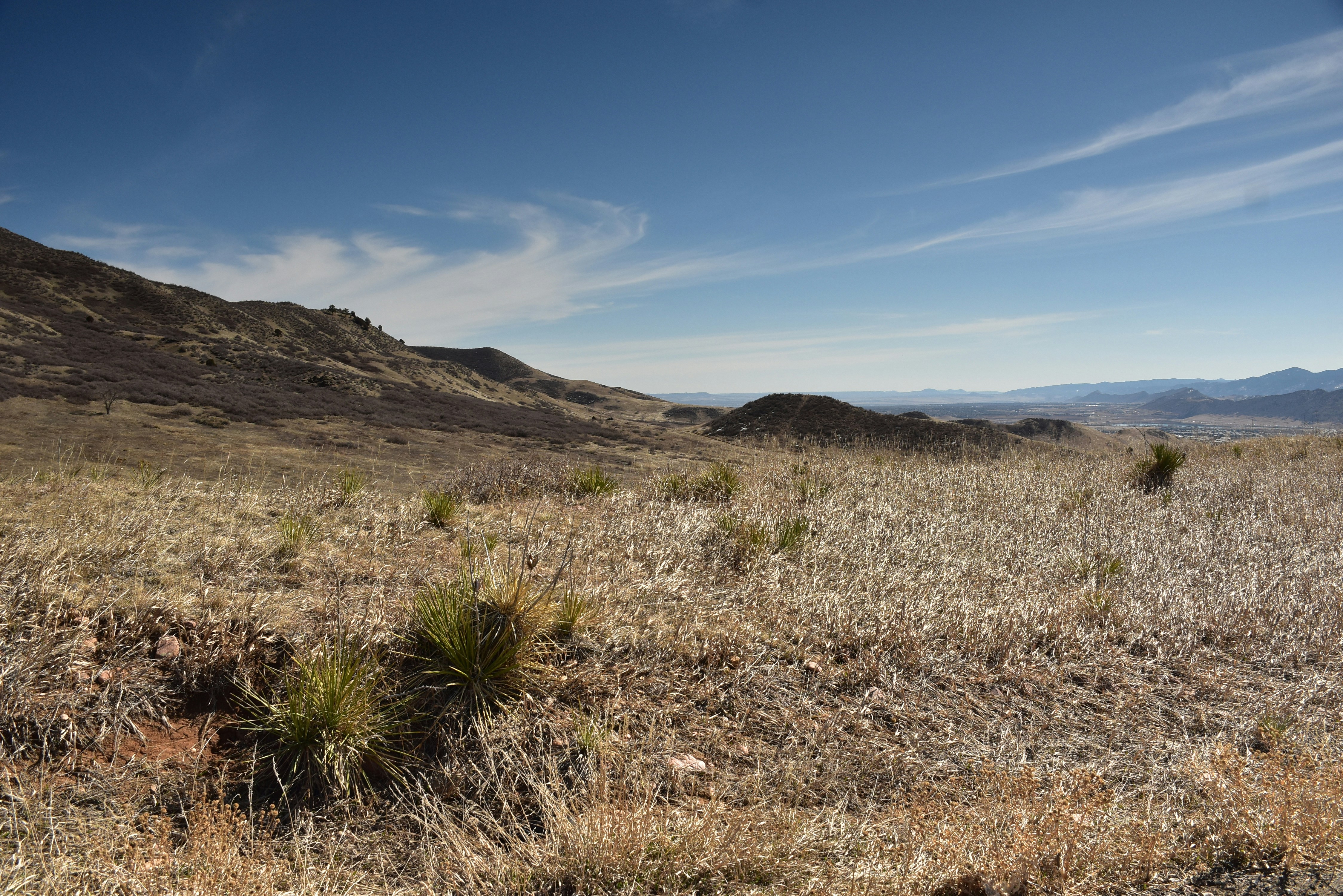 Paisagem seca com colinas sob um céu azul. foto – Imagem grátis sobre ...