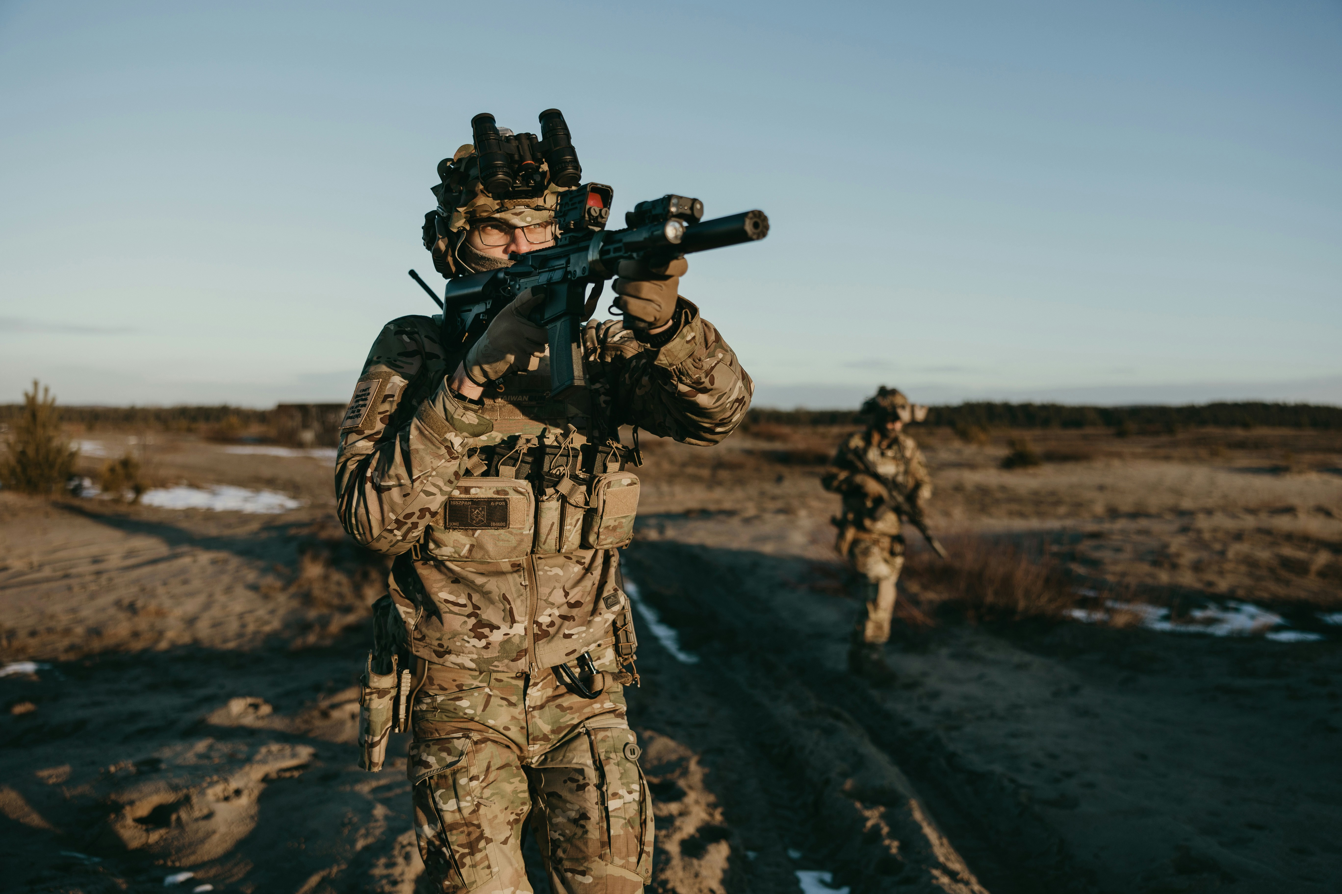 Soldiers aim rifles in an outdoor training session. photo – Free ...