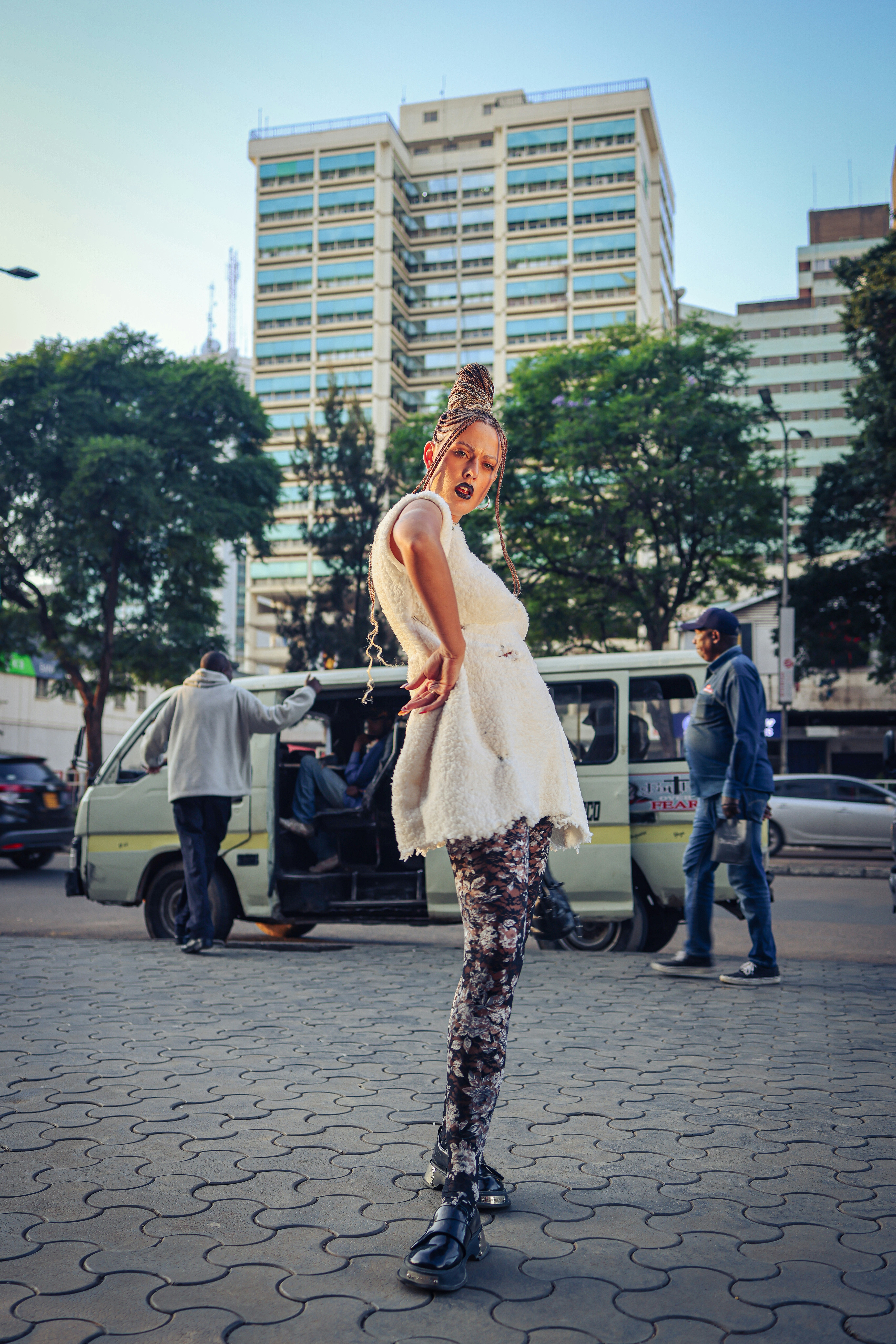 Fashion model poses on a city street. photo – Free Car Image on Unsplash