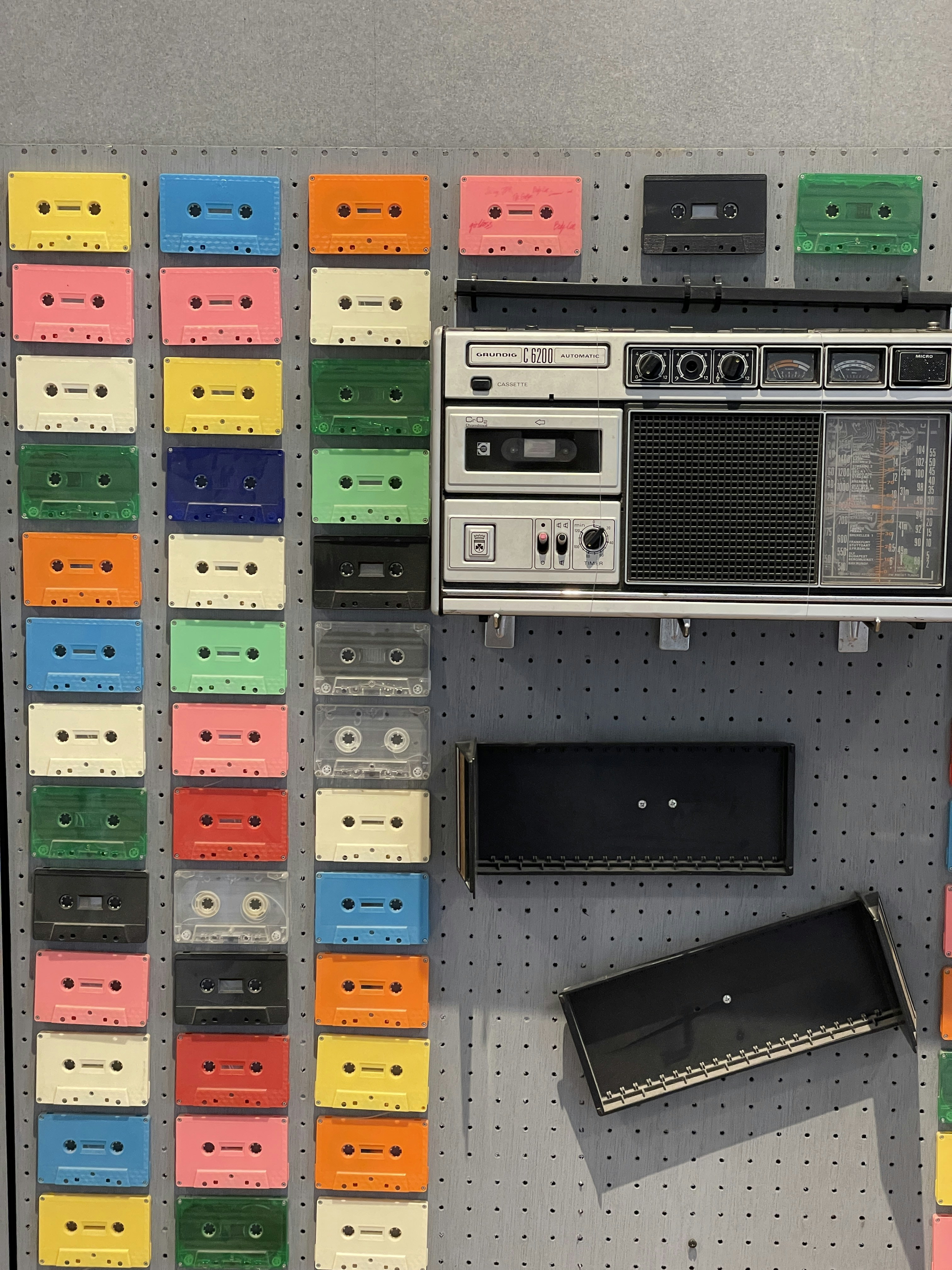 Se exhiben artísticamente cintas de casete y un radiocasete. foto ...