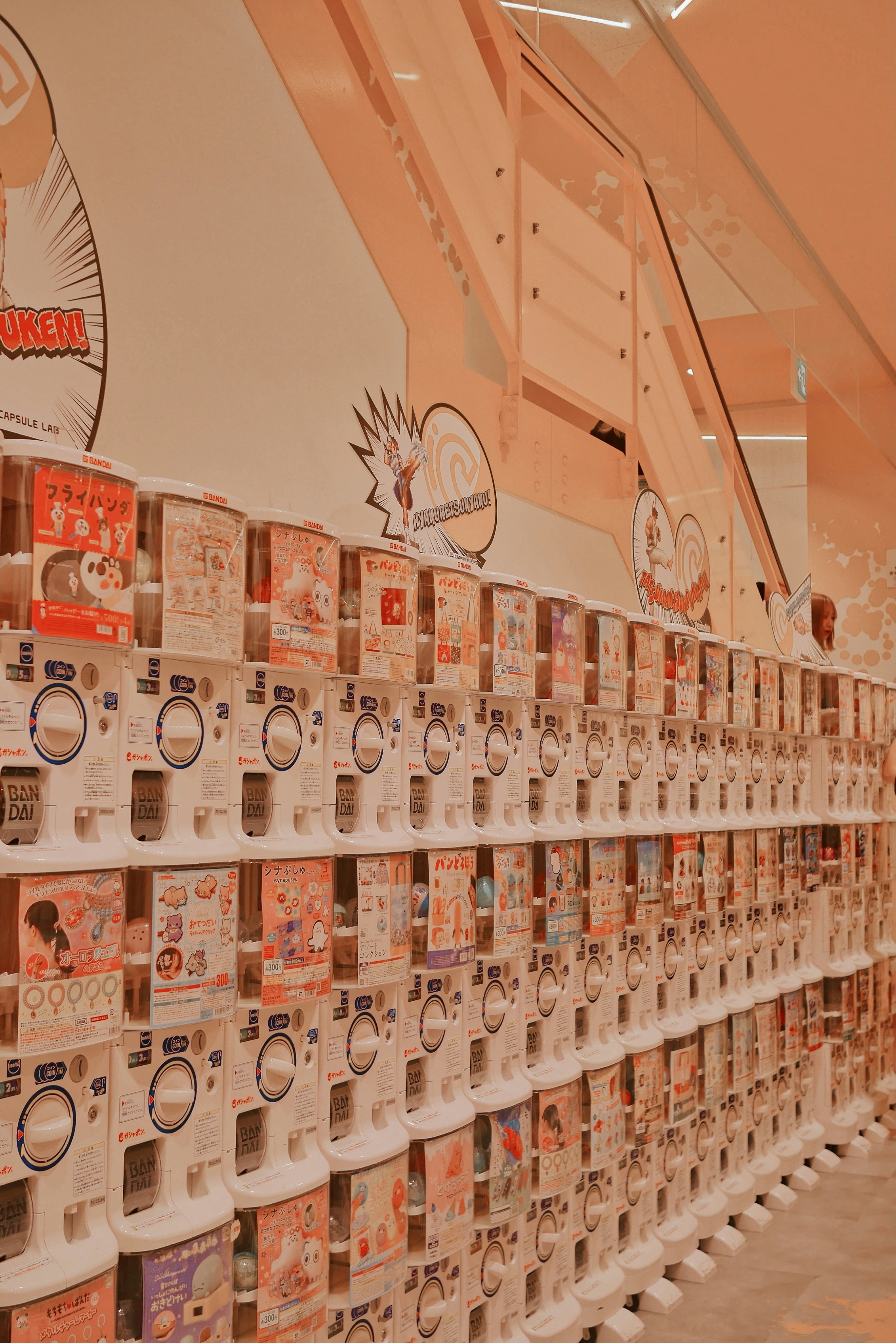 A wall of gacha machines in a store. photo – Free Food Image on Unsplash