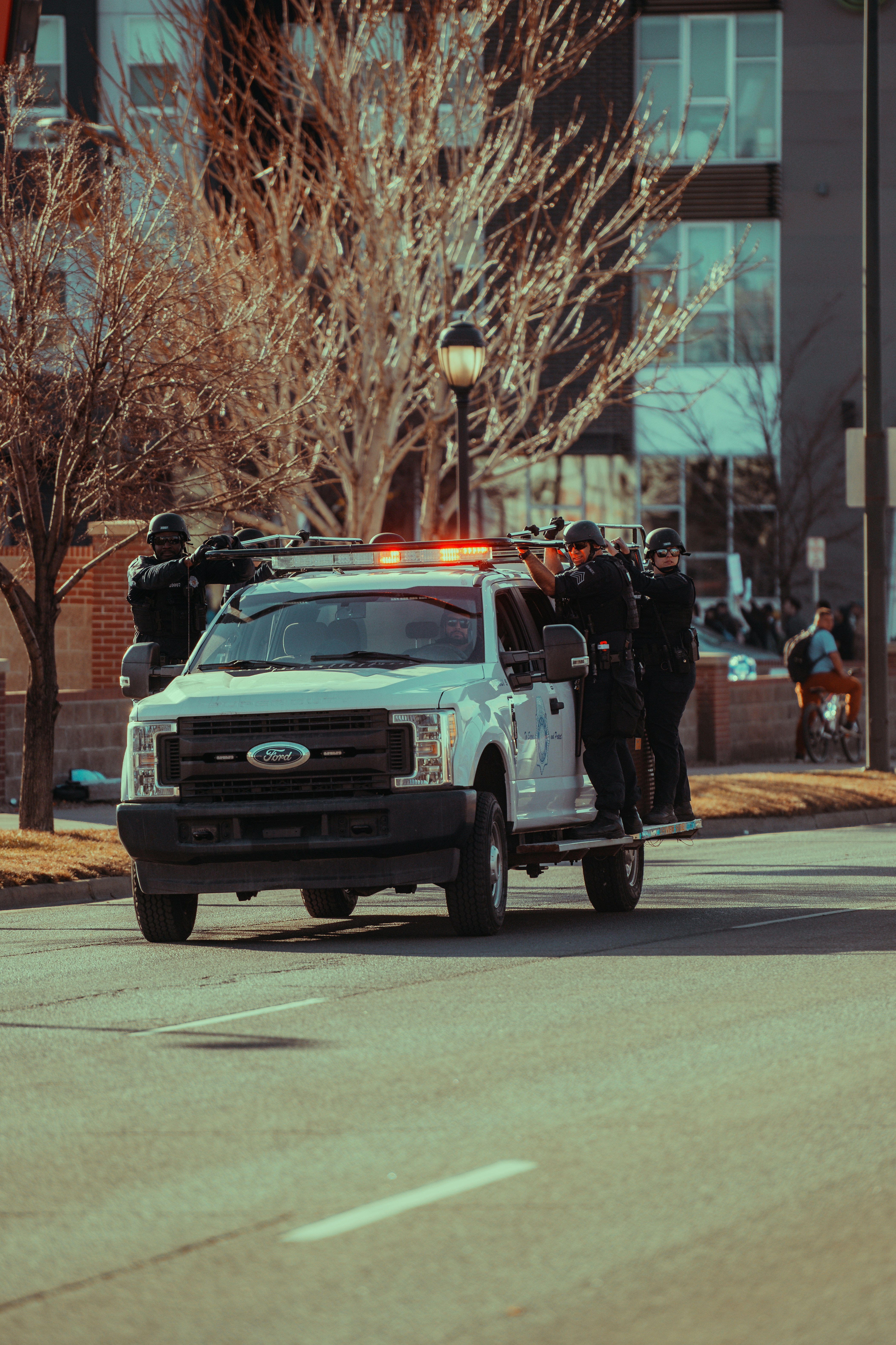 Swat-Team fährt in einem Lastwagen mit Waffen. Foto – Kostenloses Bild ...