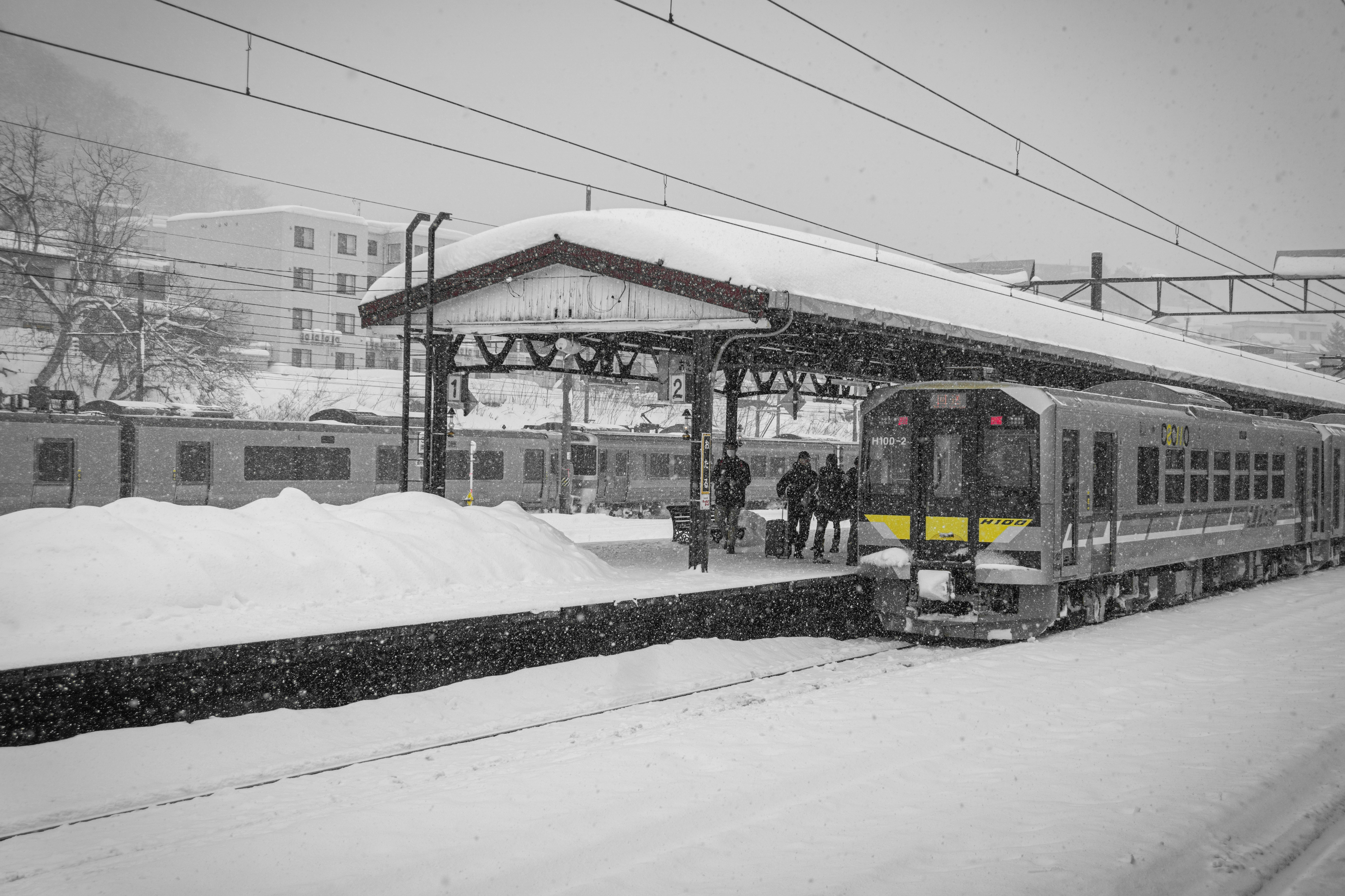 Train arrives at snow-covered station during a blizzard. photo – Free Otaru Image on Unsplash