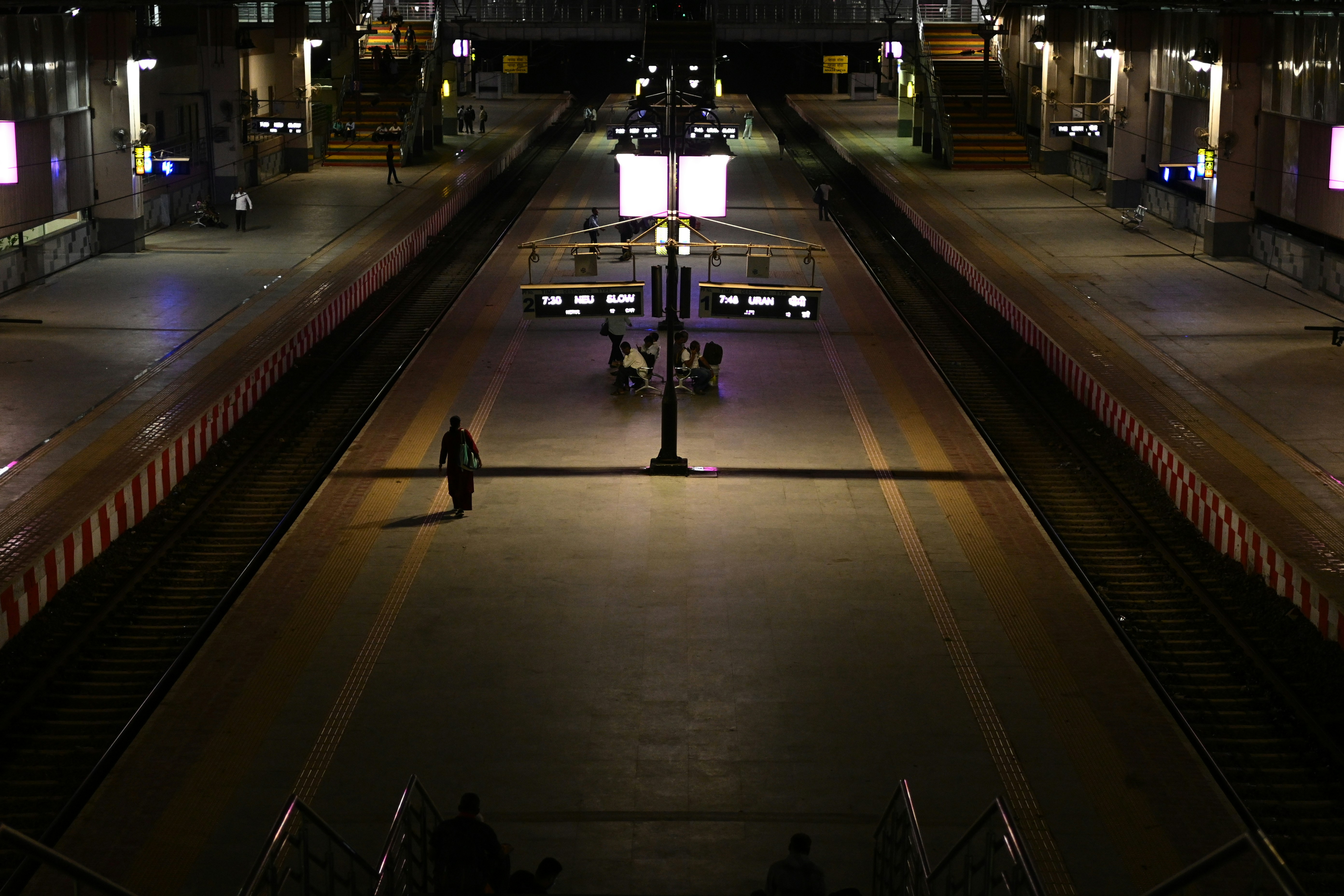 An empty train platform at night. photo – Free City Image on Unsplash