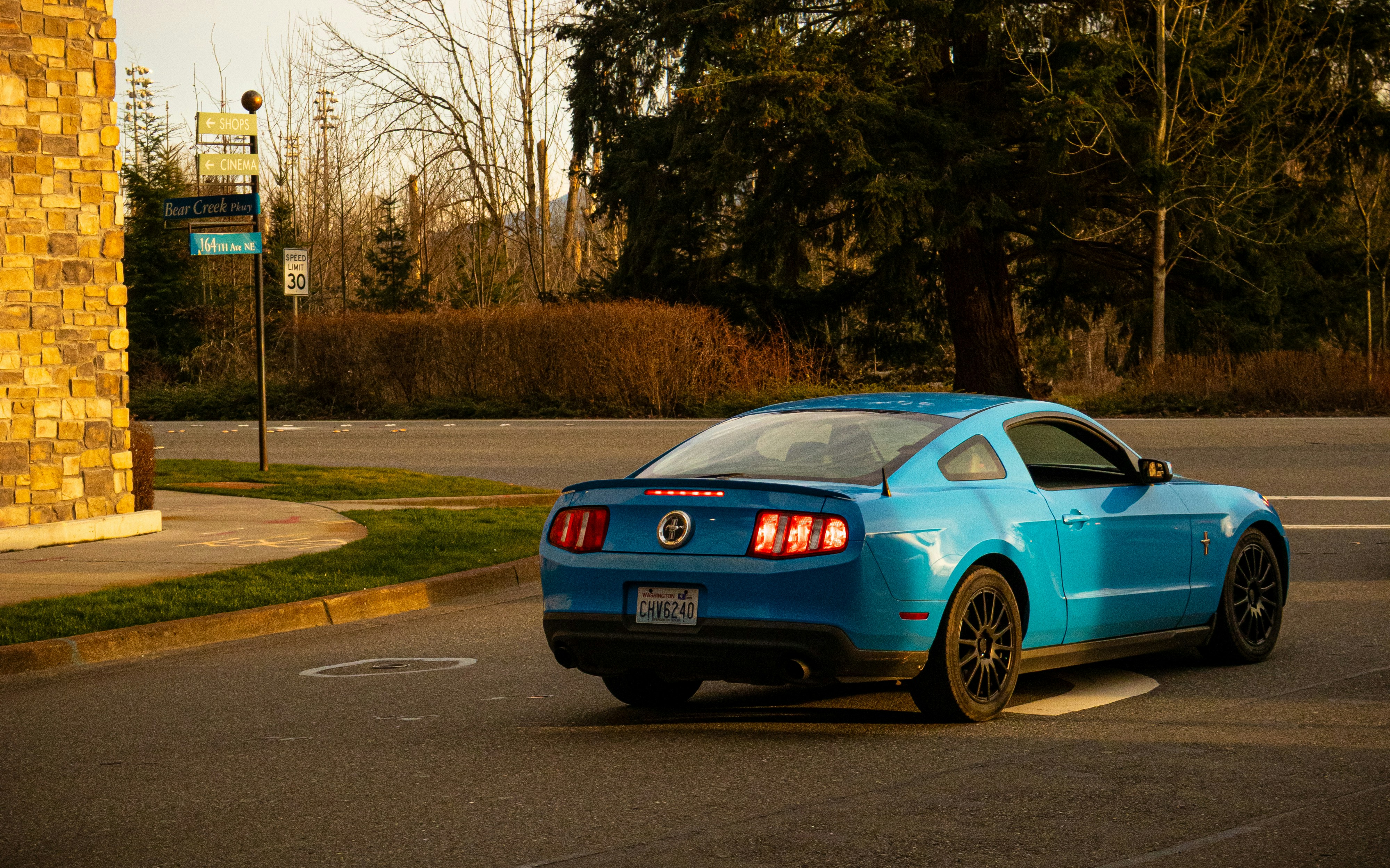 A blue ford mustang rides down a street. photo – Free Car Image on Unsplash