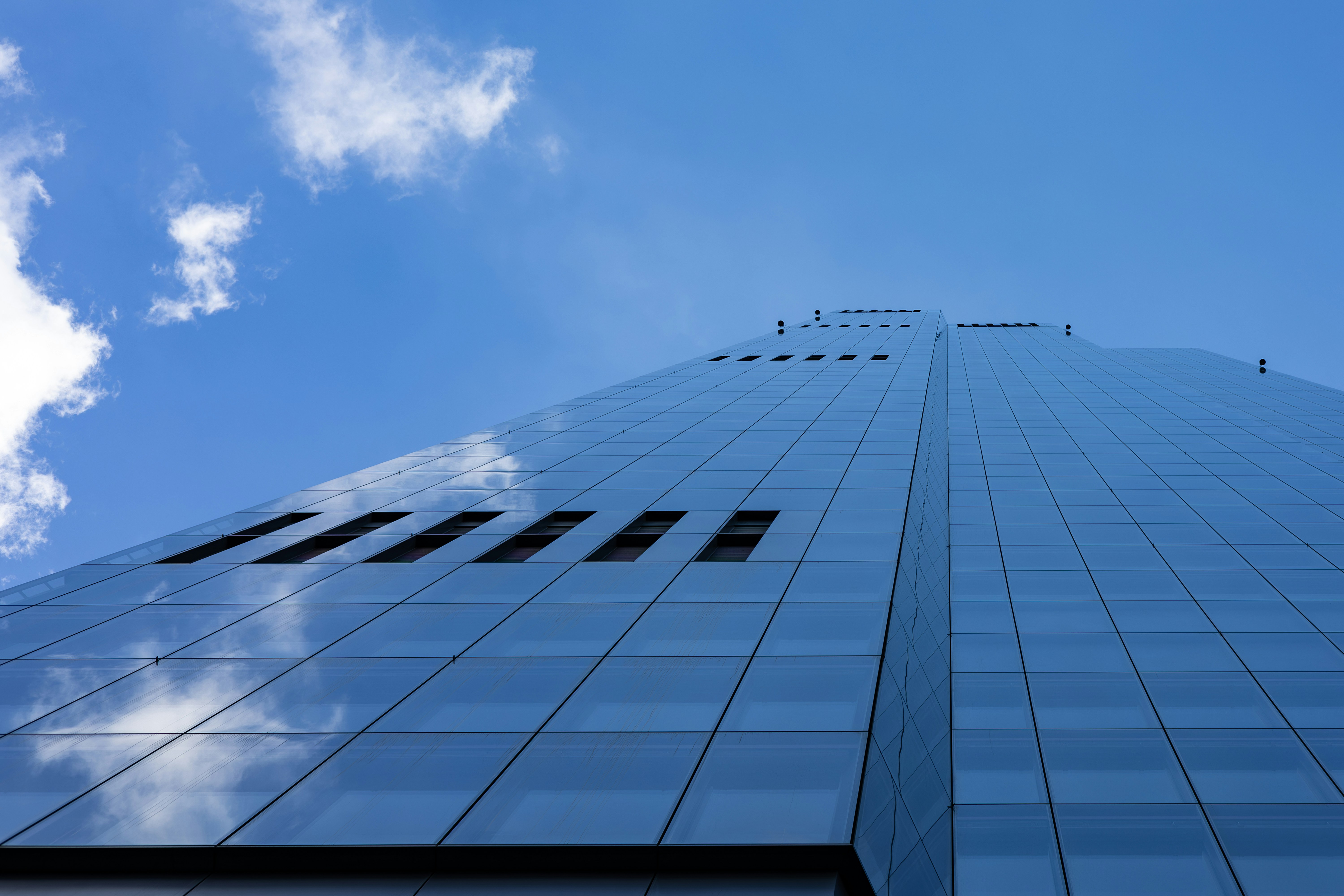 A tall building reflects the beautiful sky. photo – Free London Image ...