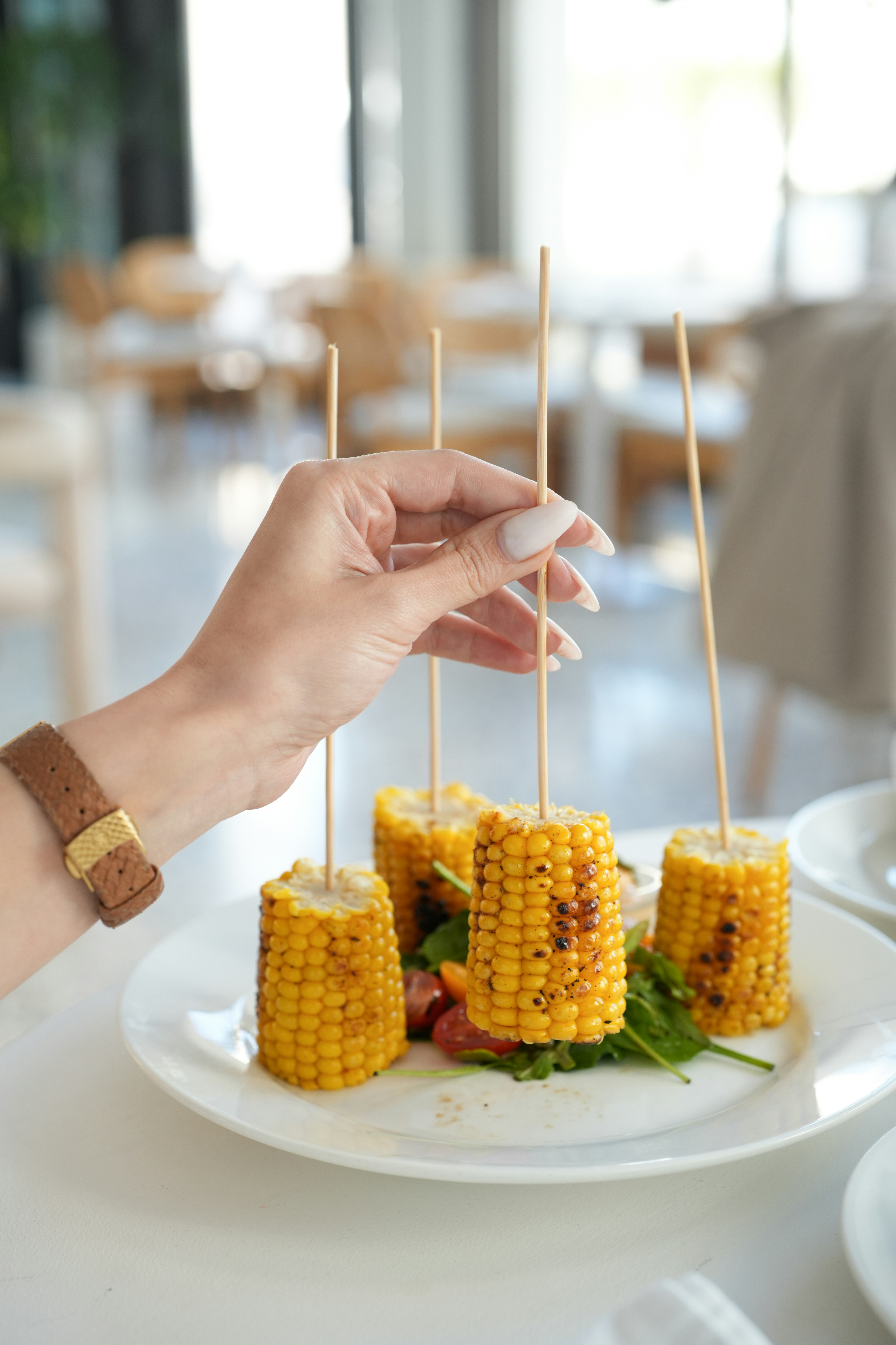 Grilled corn on the cob with skewers. photo – Free Food Image on Unsplash