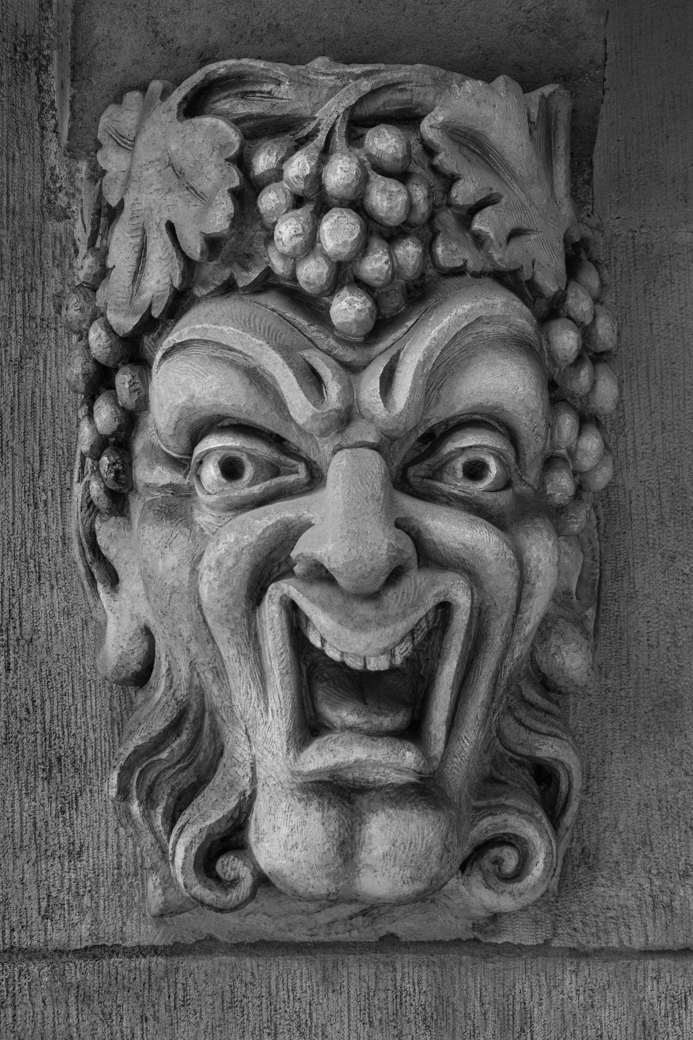 A stone carving of a grotesque mask. photo – Free Paris Image on Unsplash