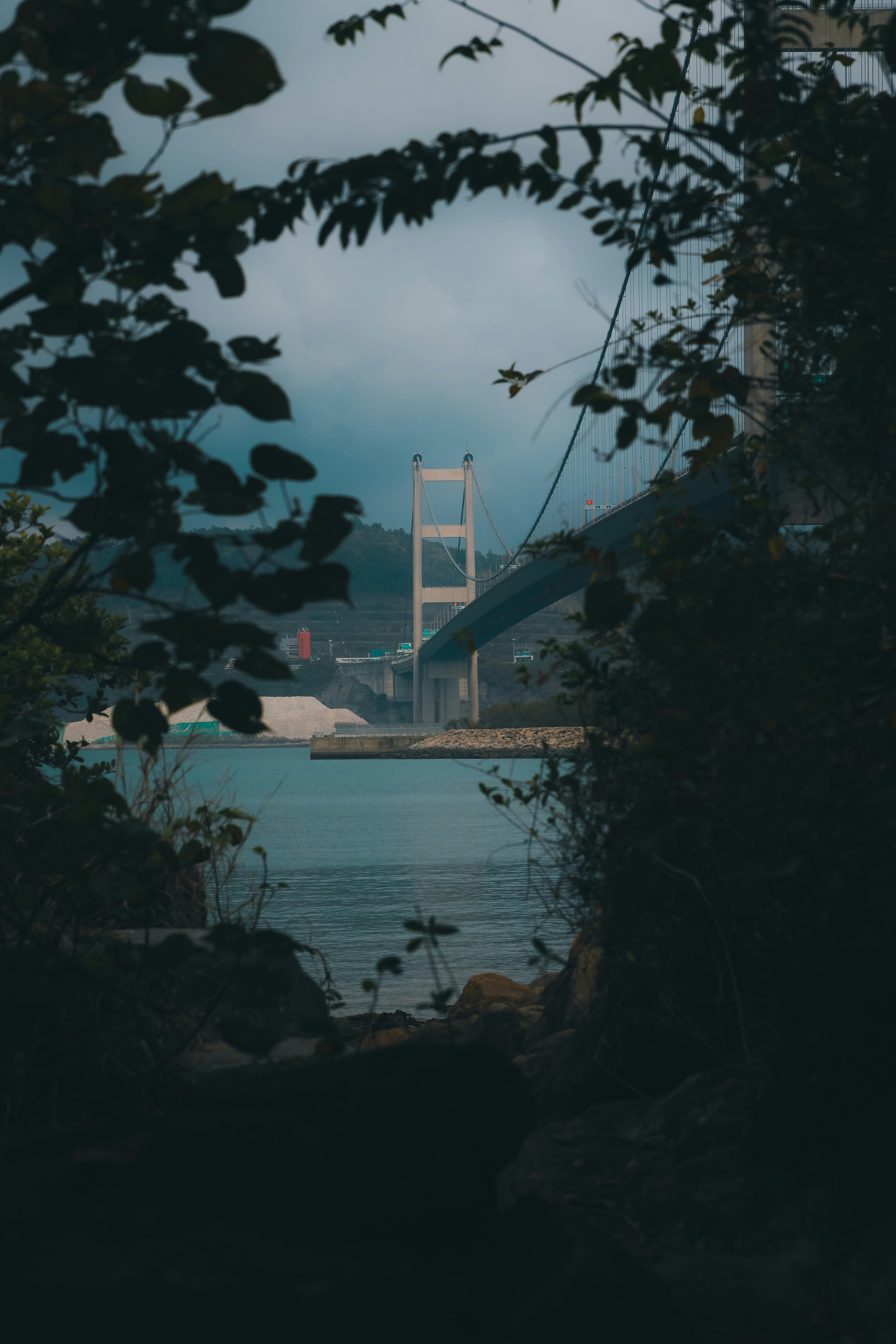 Un puente visto a través de un marco natural. foto – Imagen de Hong ...