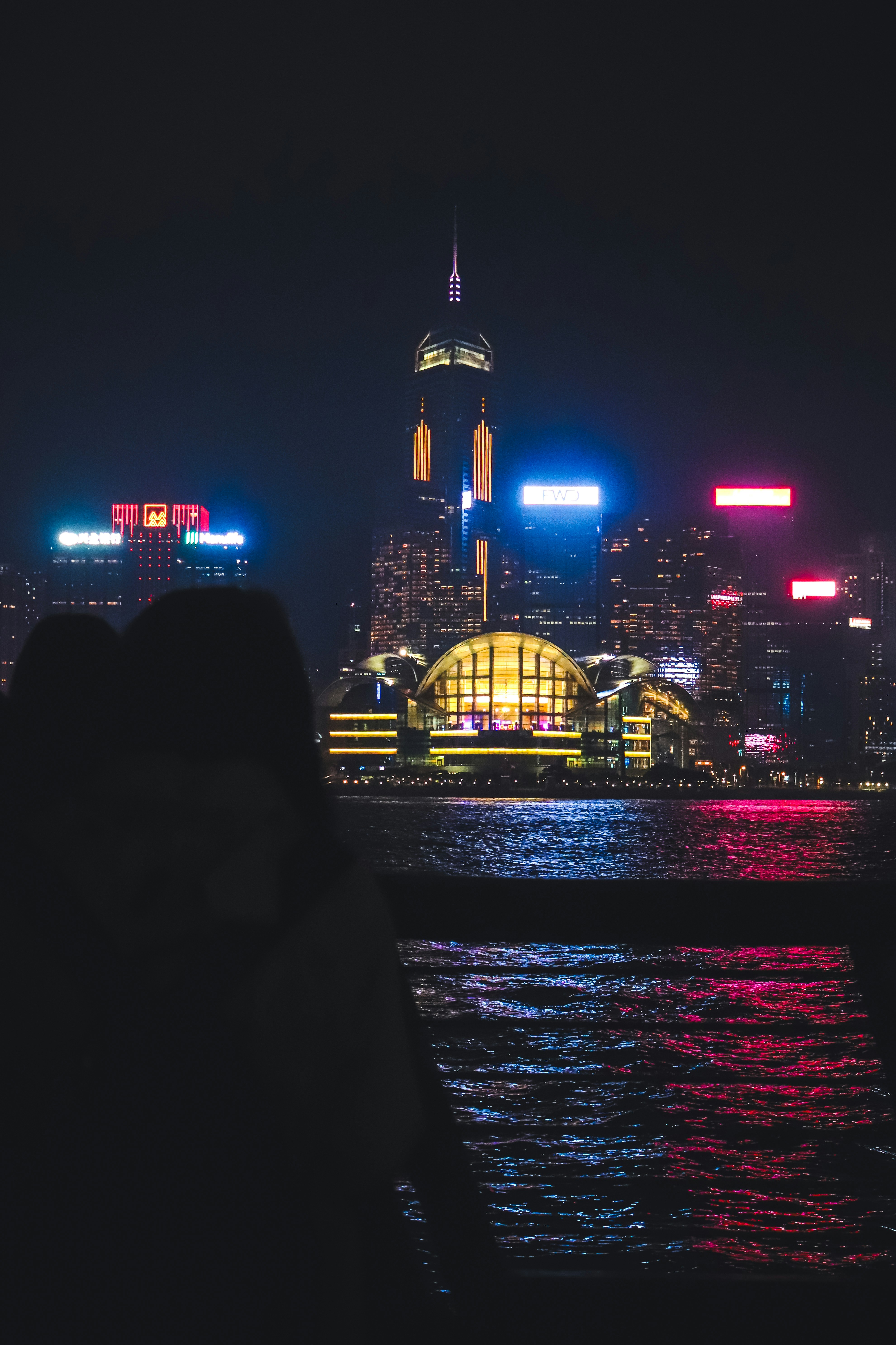 Hong kong skyline lights up the night. photo – Free Woman Image on Unsplash