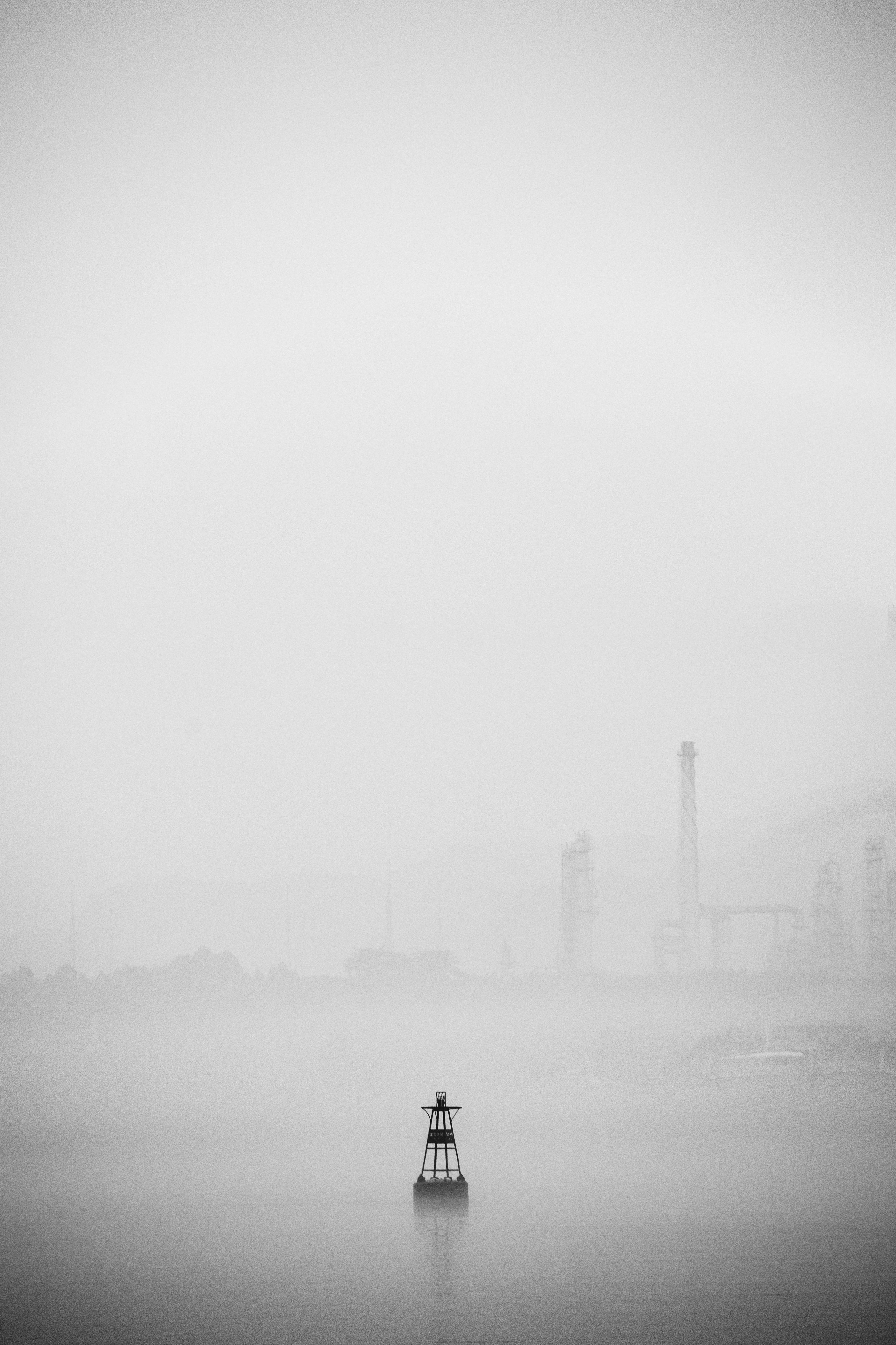 A small buoy floats in a foggy harbor. photo – Free Boat Image on Unsplash