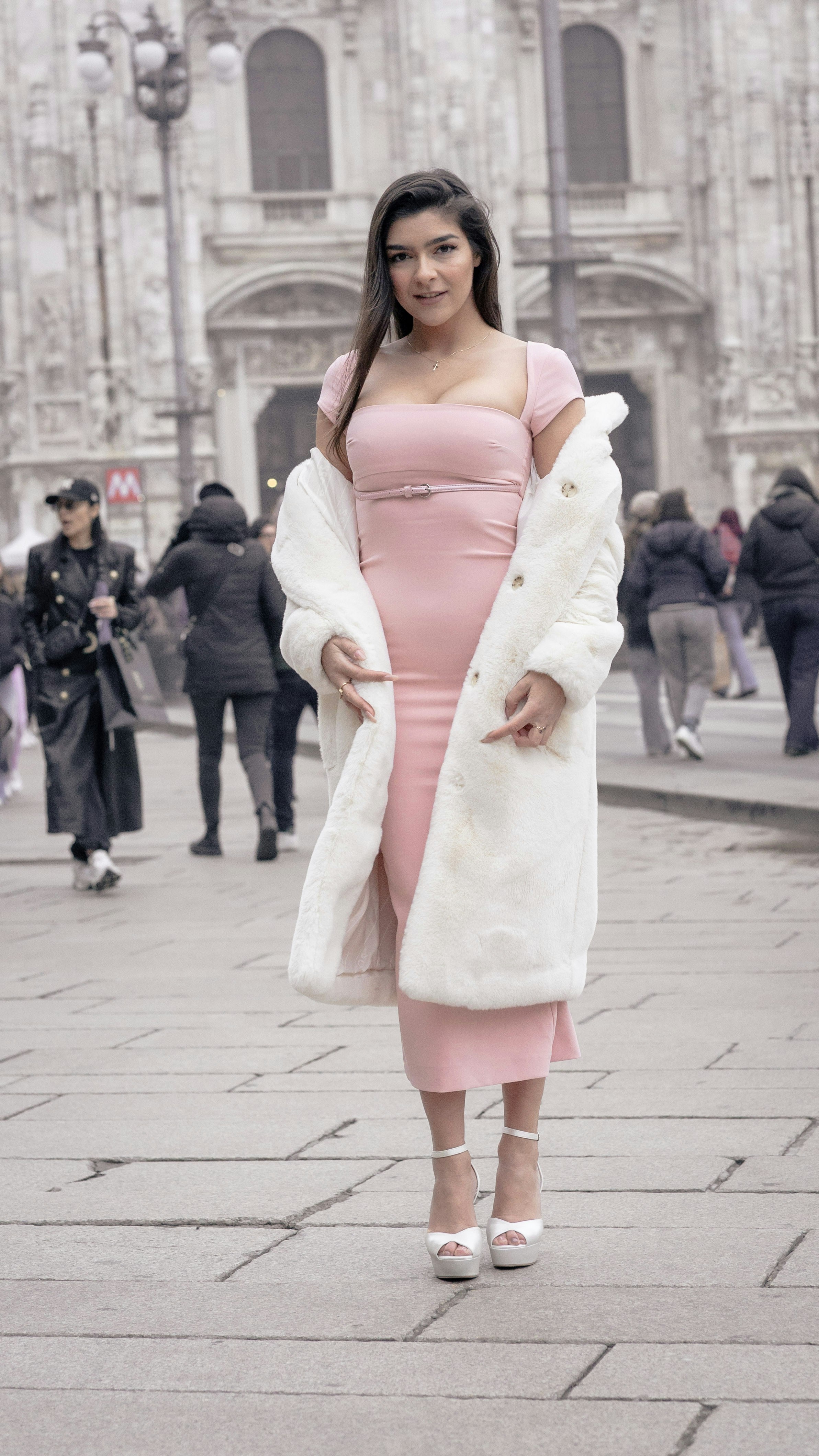 Femme en robe rose pose devant un bâtiment. photo – Image gratuite de ...