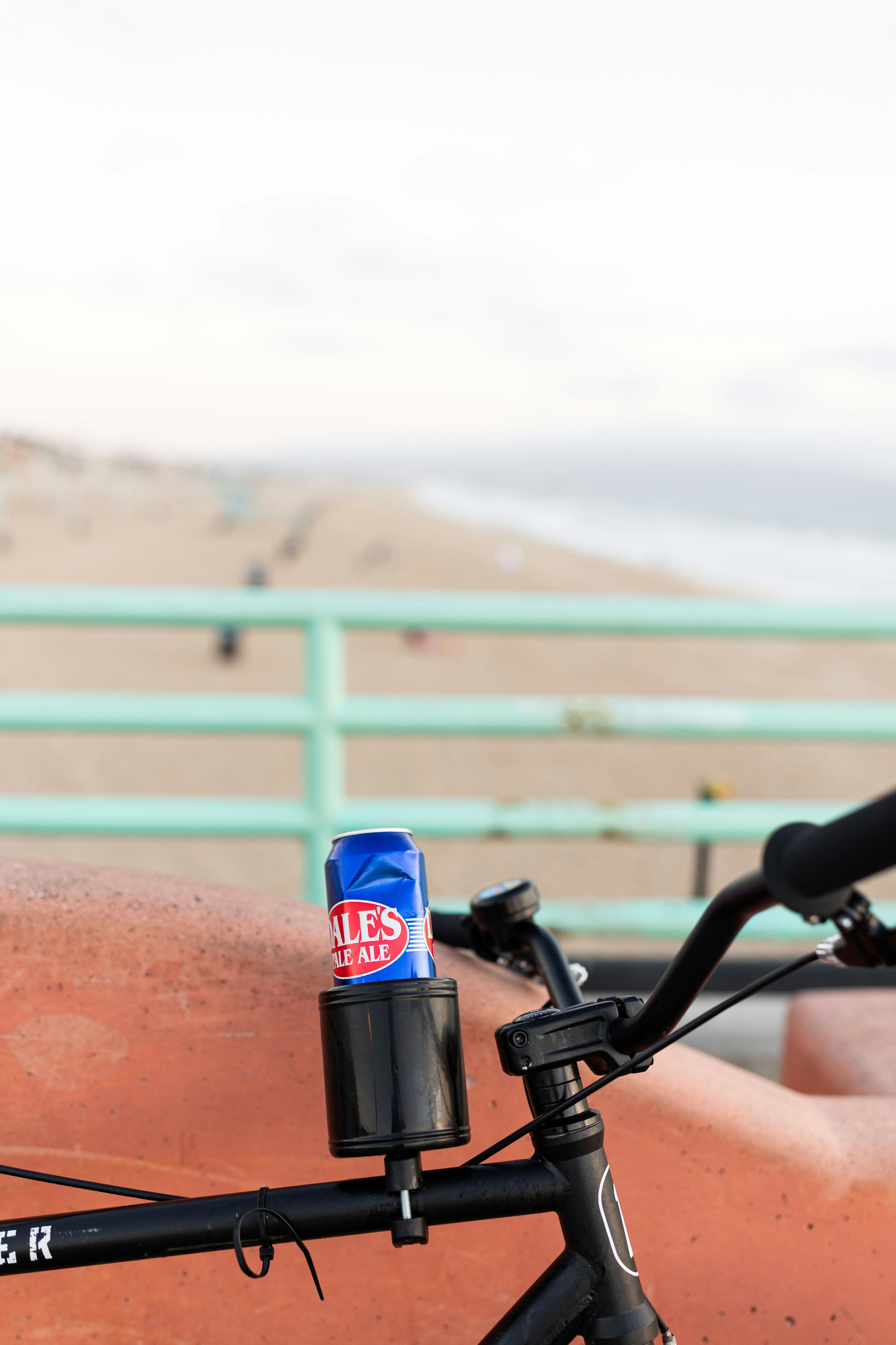 Fahrrad mit einem Bier am Strand. Foto – Kostenloses Bild zum Thema ...