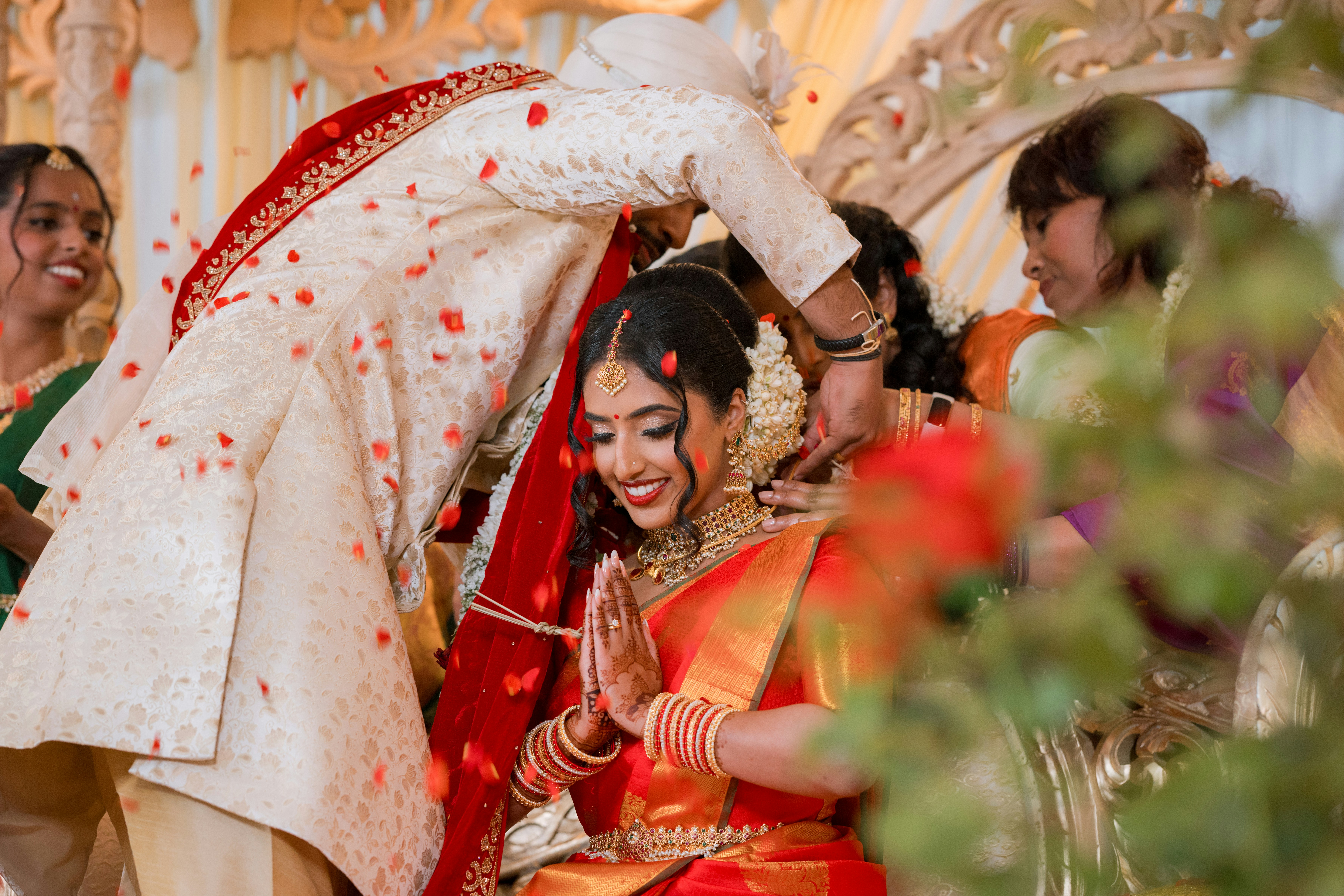 Bride and groom celebrate a hindu wedding ceremony. photo – Free ...