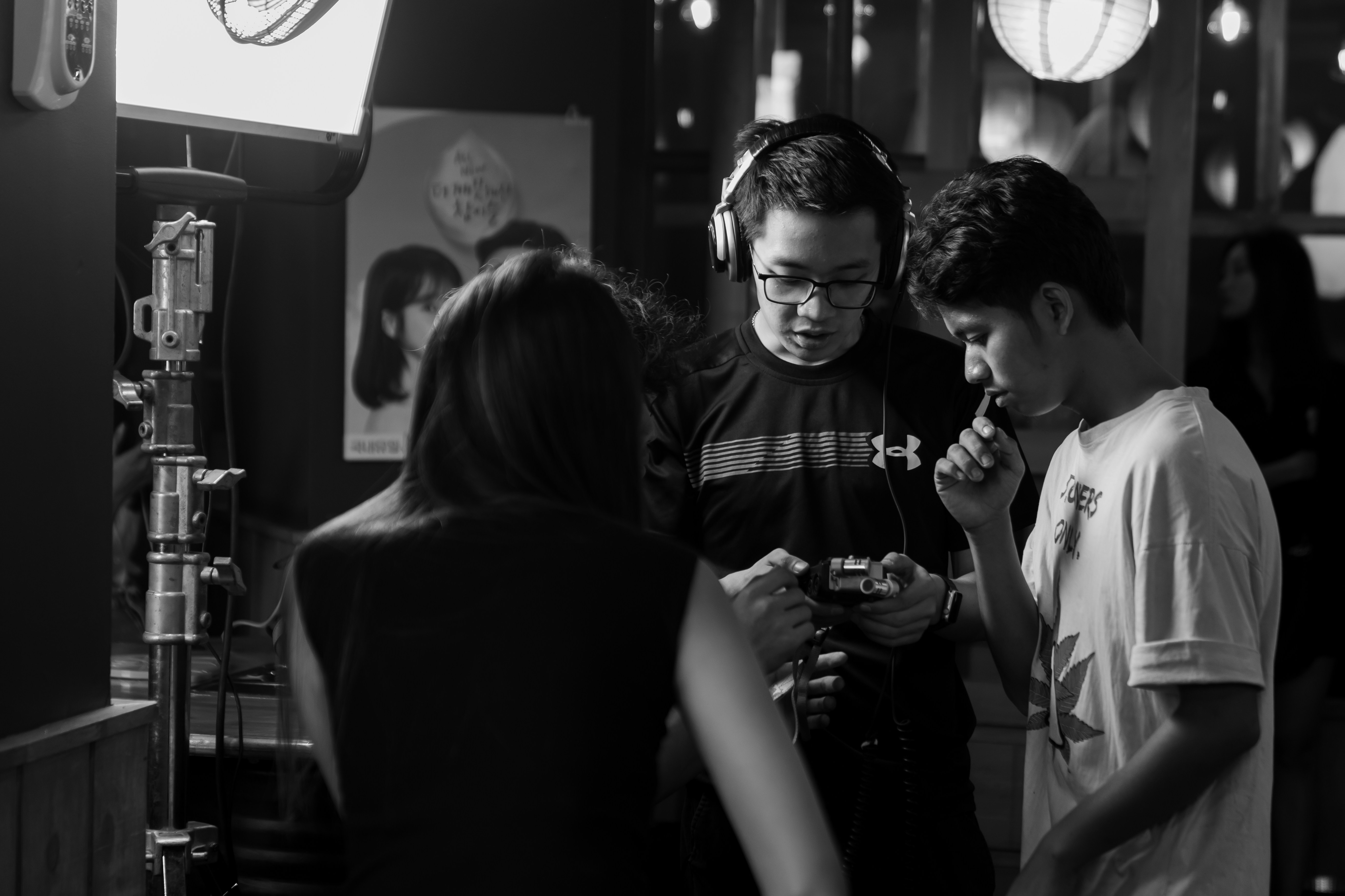 Movie set: crew working on scene. photo – Free Woman Image on Unsplash