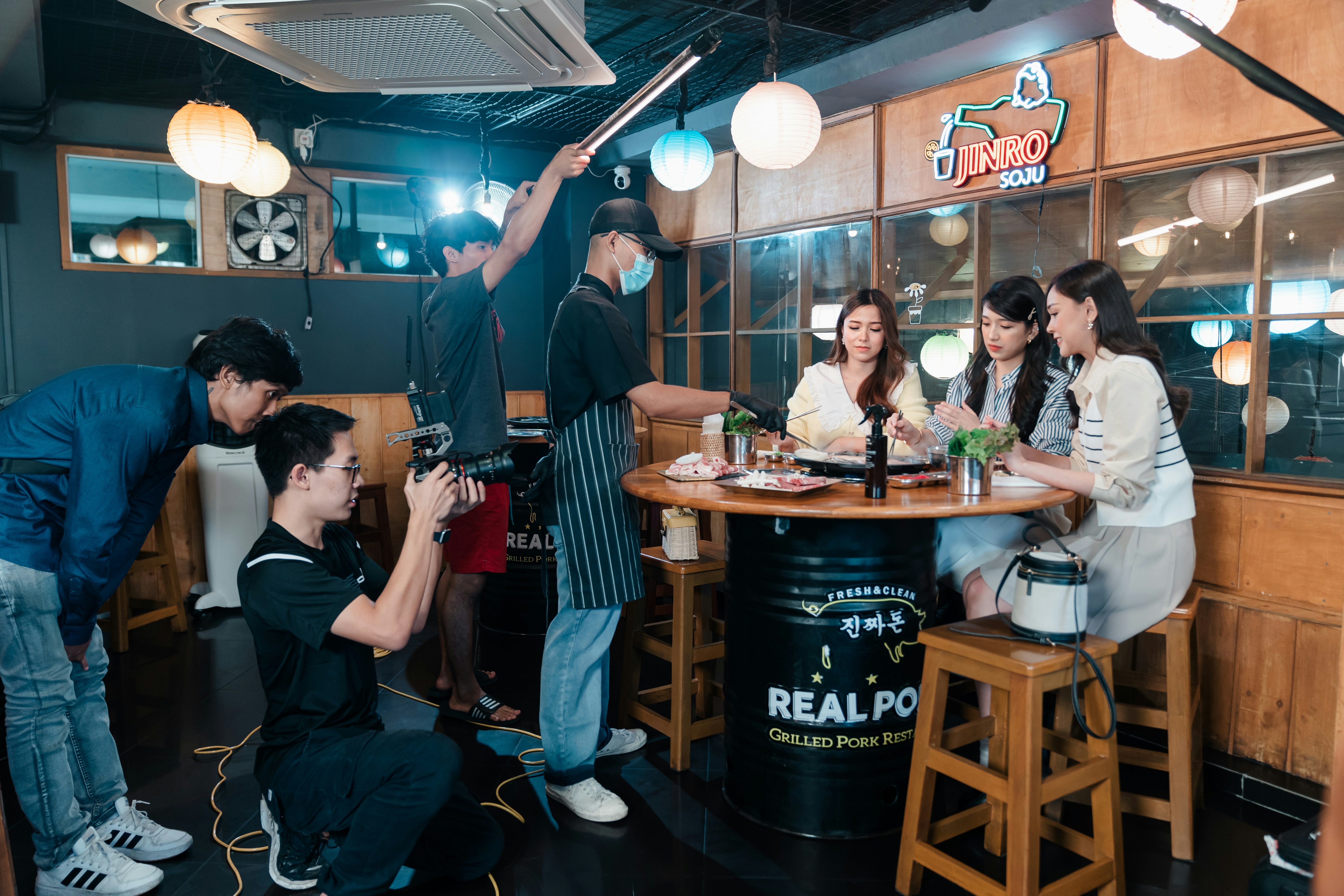 A filming crew records a scene in a restaurant. photo – Free Woman ...