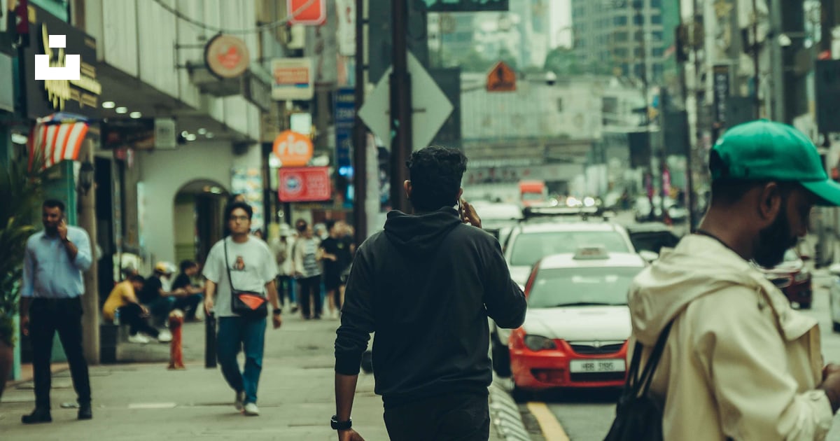 사람들은 도시의 거리를 따라 걷습니다 사진 Unsplash의 무료 음식 이미지