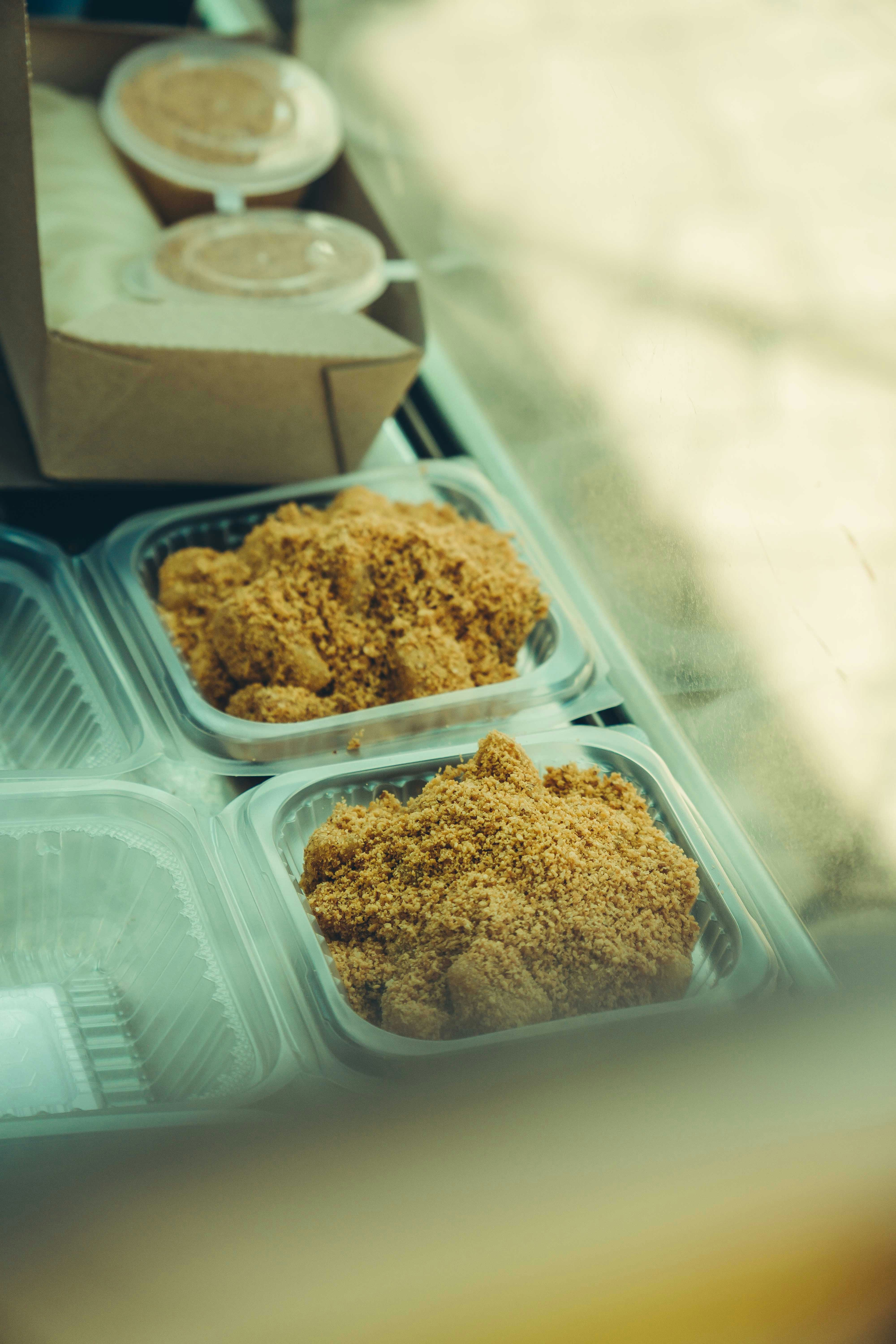 Golden Crunch Under Glass: Fried Chicken Trays in a Deli Display