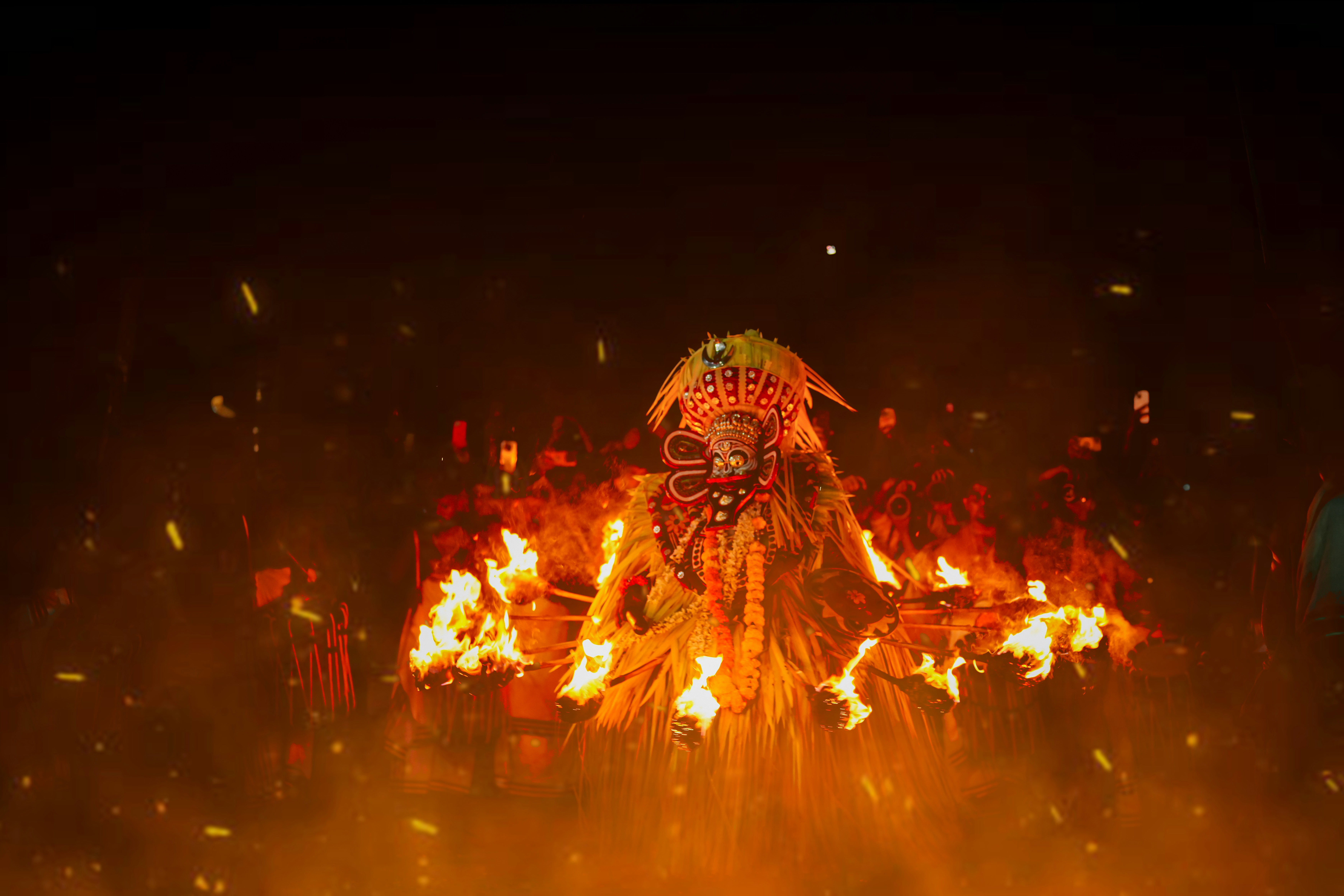 A burning effigy surrounded by flames. photo – Free Woman Image on Unsplash