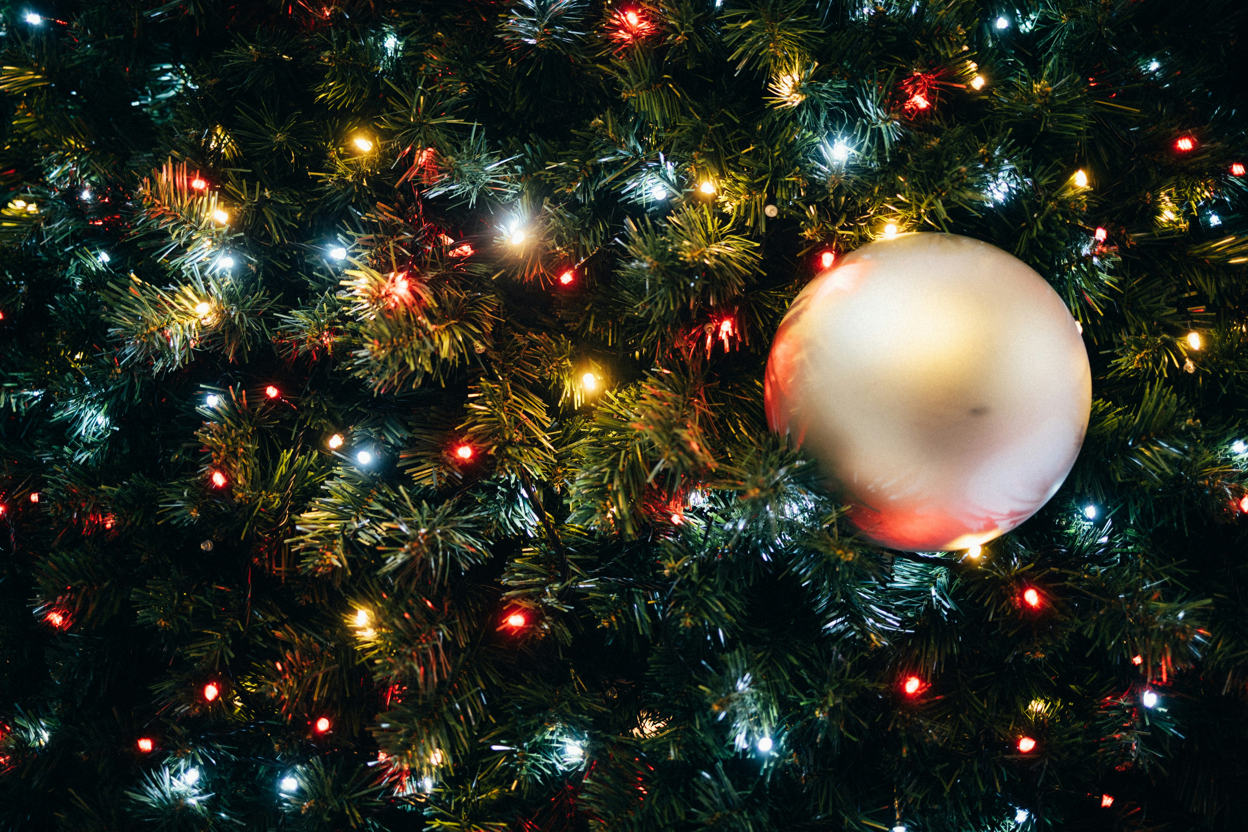 A christmas tree adorned with ornaments and lights. photo – Free ...