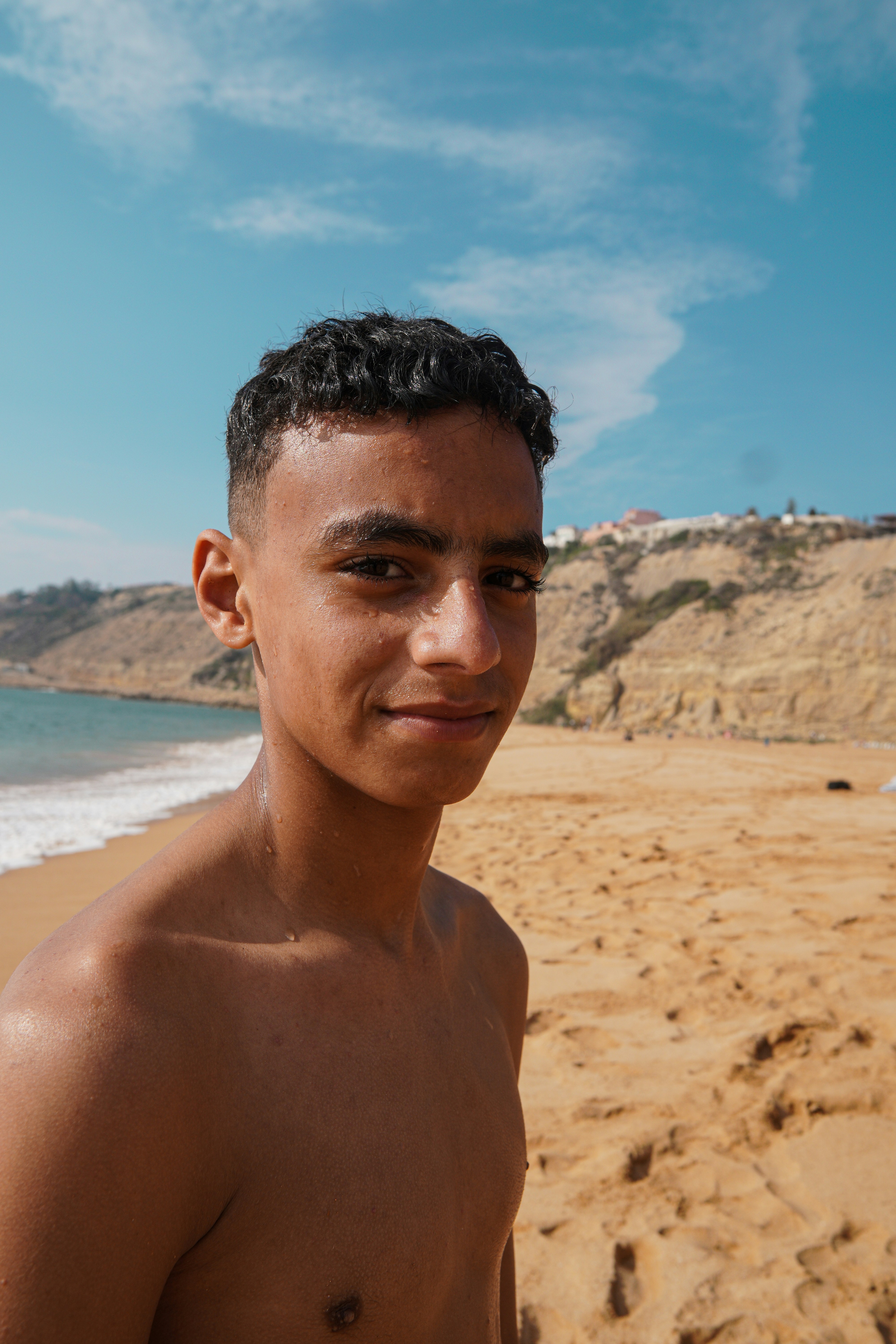 Young man smiles on a sunny beach day. photo – Free Man Image on Unsplash