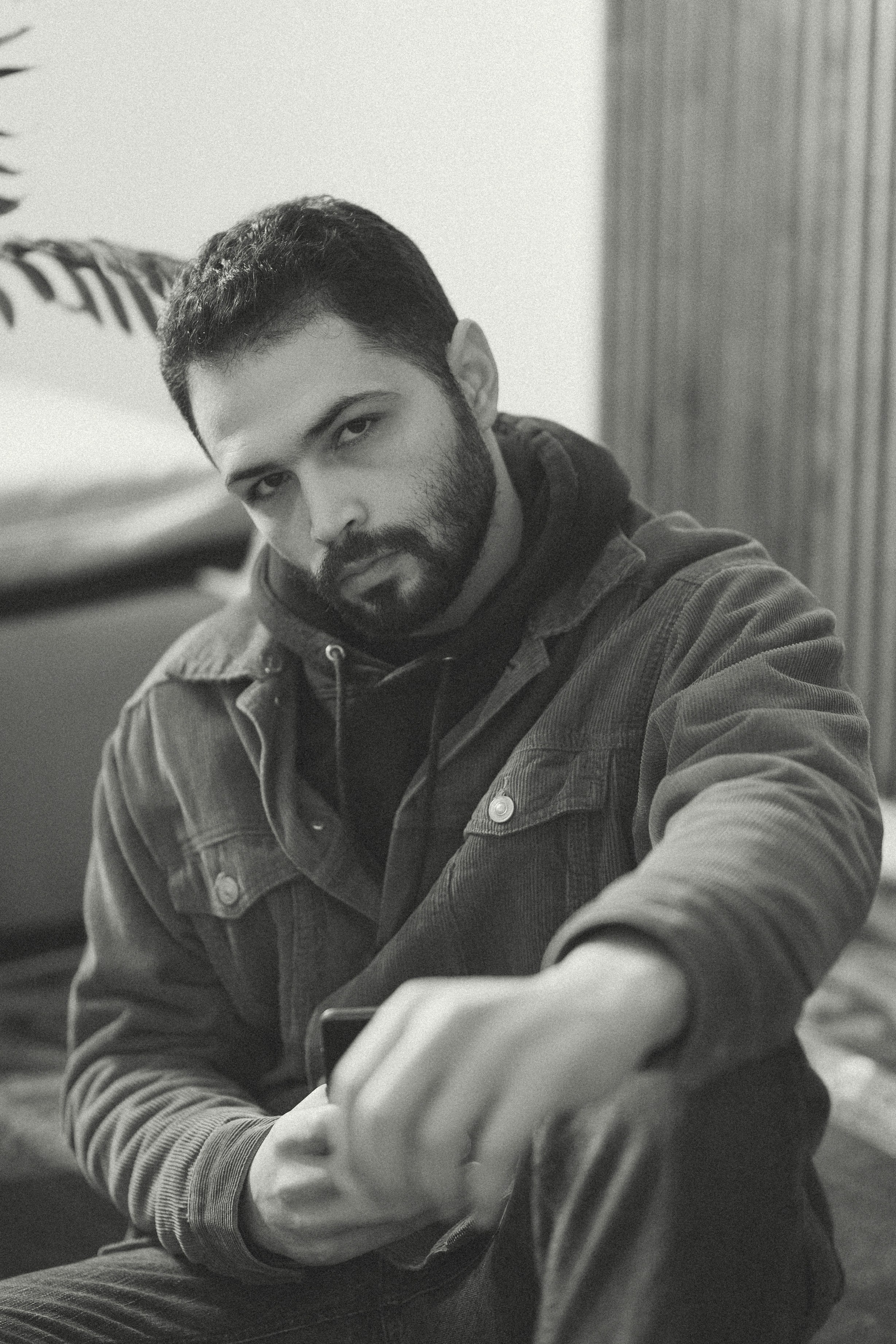 Un homme avec une barbe pose pour la caméra. photo – Image gratuite de ...