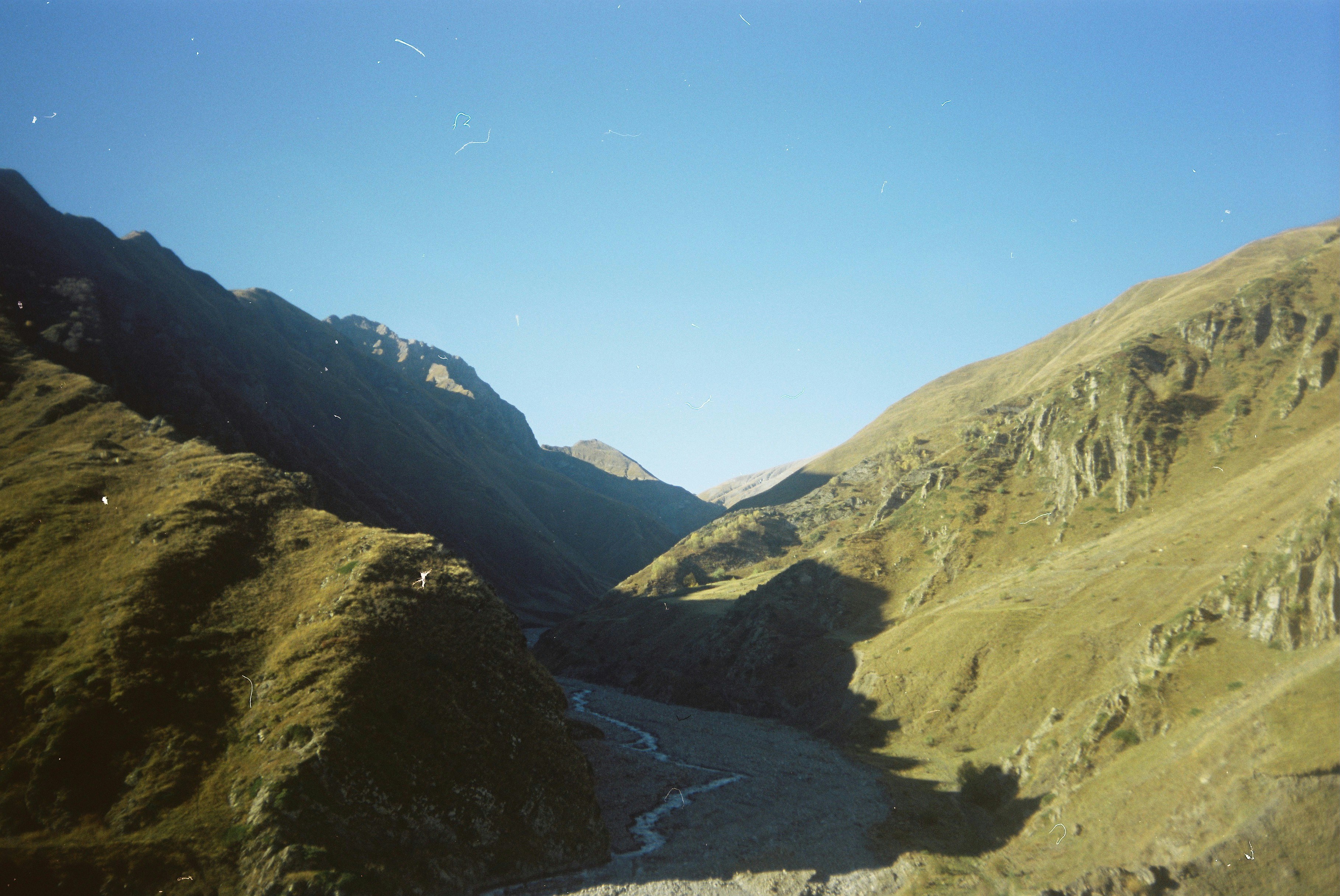 A valley between mountains under a clear blue sky. photo – Free Land ...