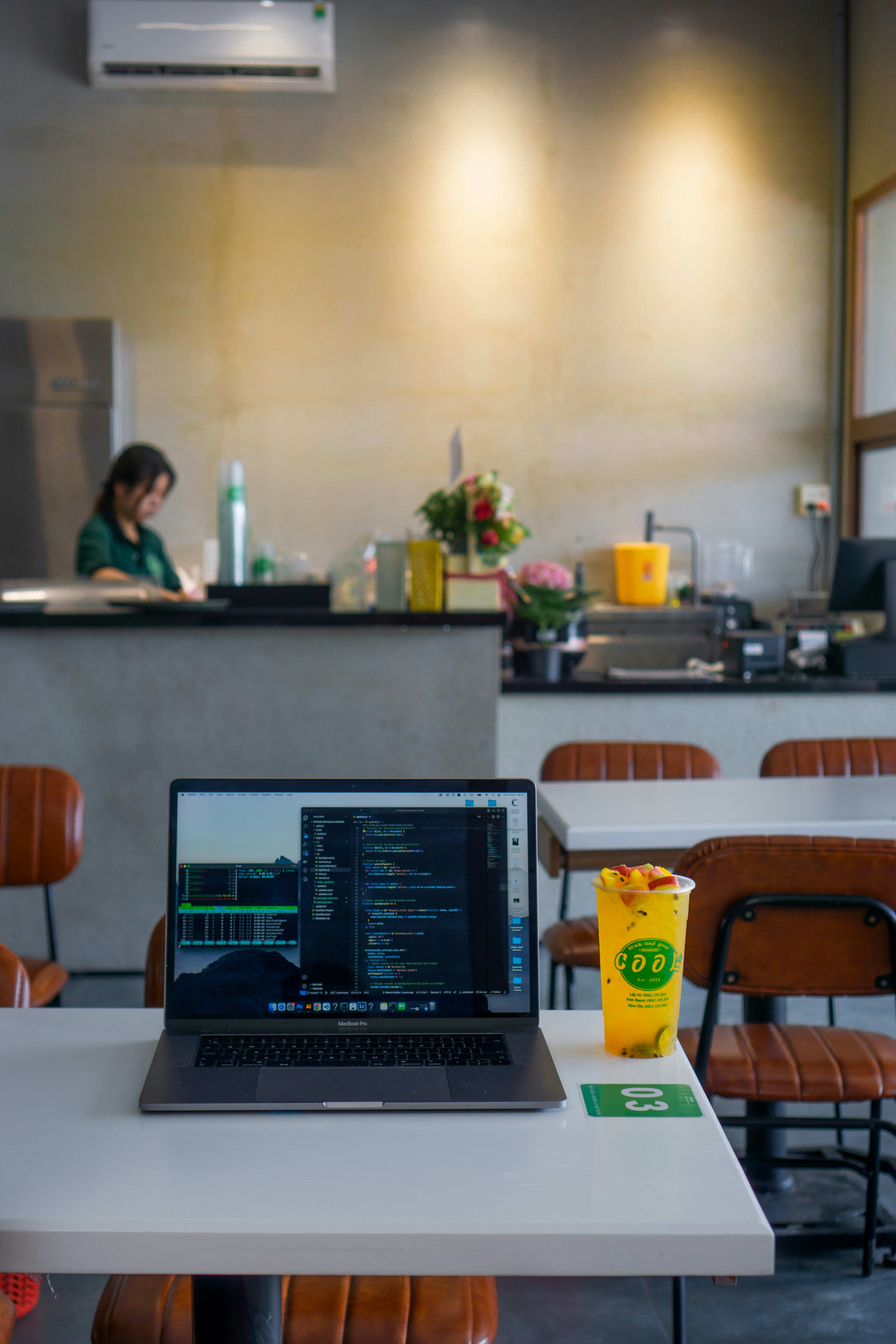 Laptop, drink, and a cafe scene. photo – Free Girl Image on Unsplash