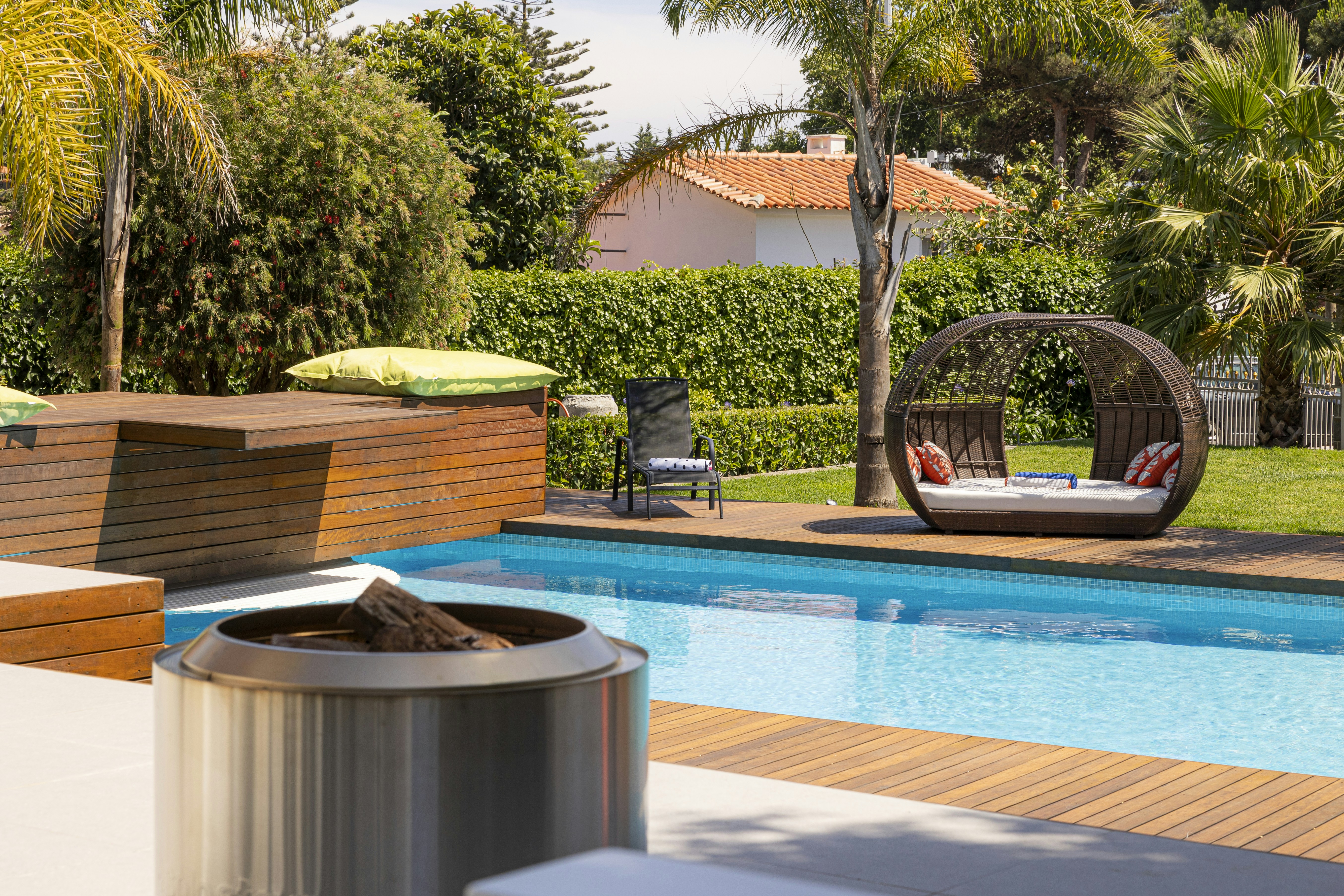 Un lujoso oasis junto a la piscina con cómodos asientos. foto – Imagen de Casa gratuita en Unsplash