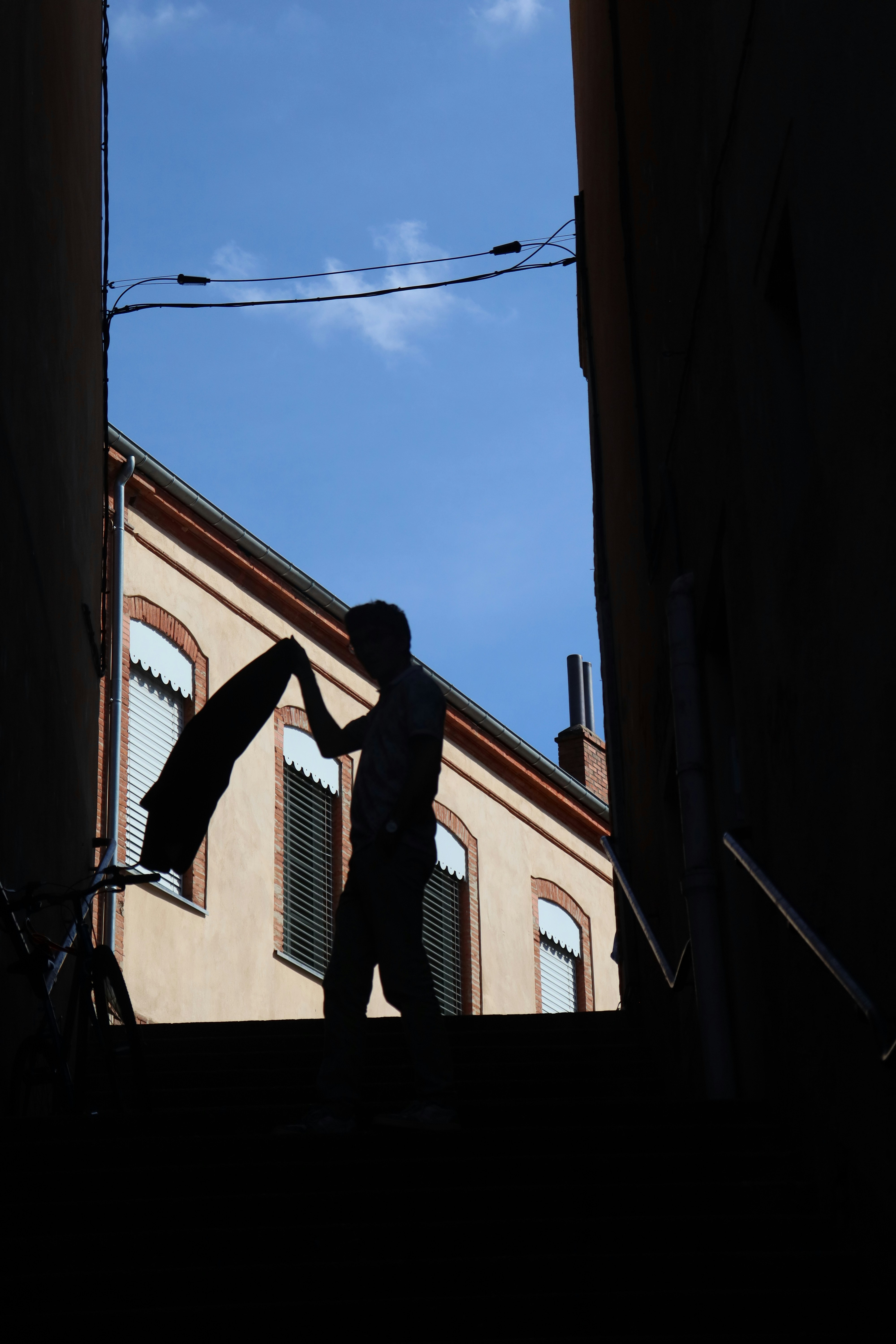 Silueta de una persona parada en un callejón. foto – Imagen de Hombre ...