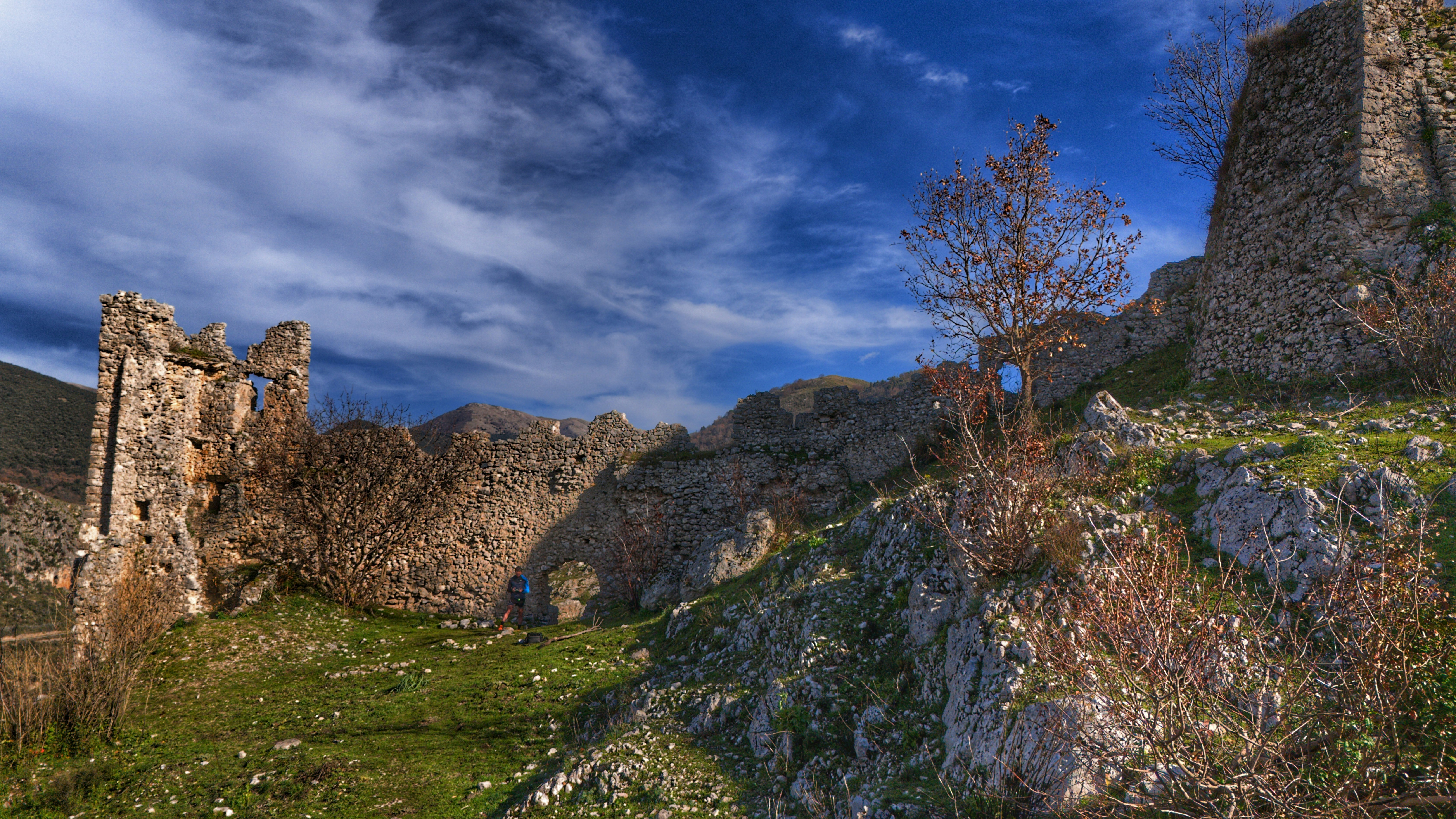 Ruine d’un château de pierre sous un ciel bleu. photo – Image gratuite ...