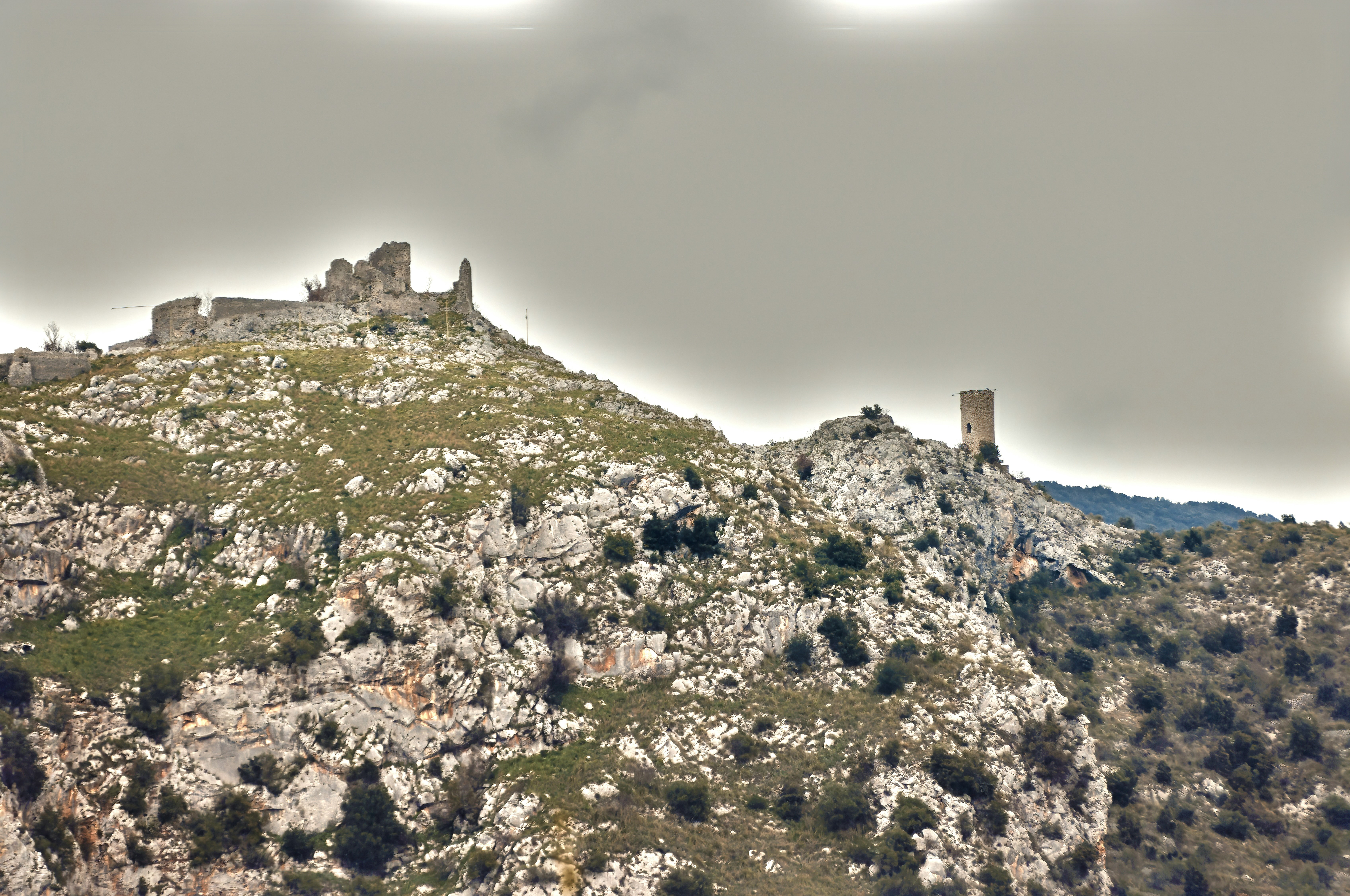 Le château en ruine se trouve au sommet d’une montagne rocheuse. photo ...