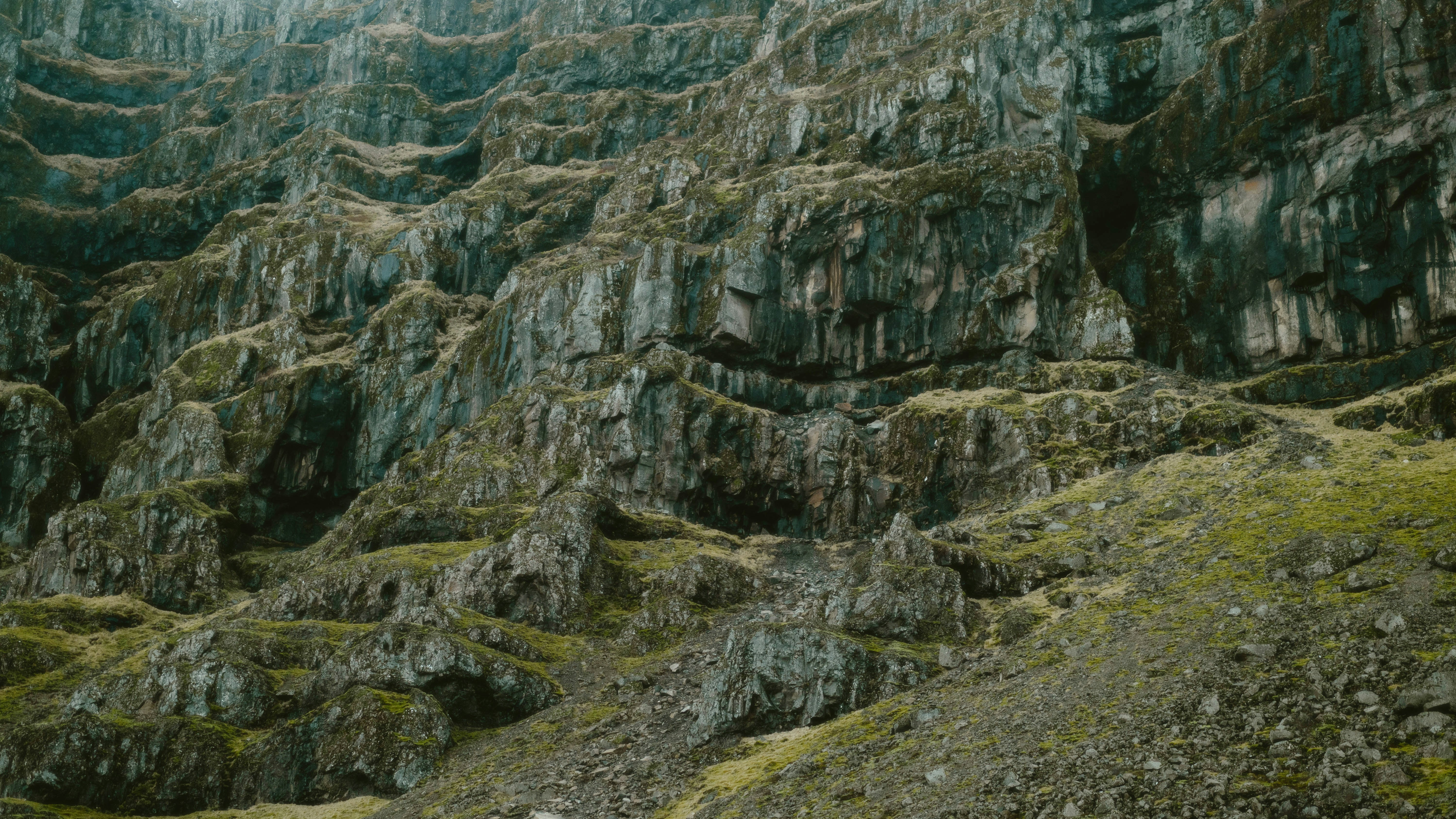 A steep, rocky cliffside covered in vegetation. photo – Free Land Image ...