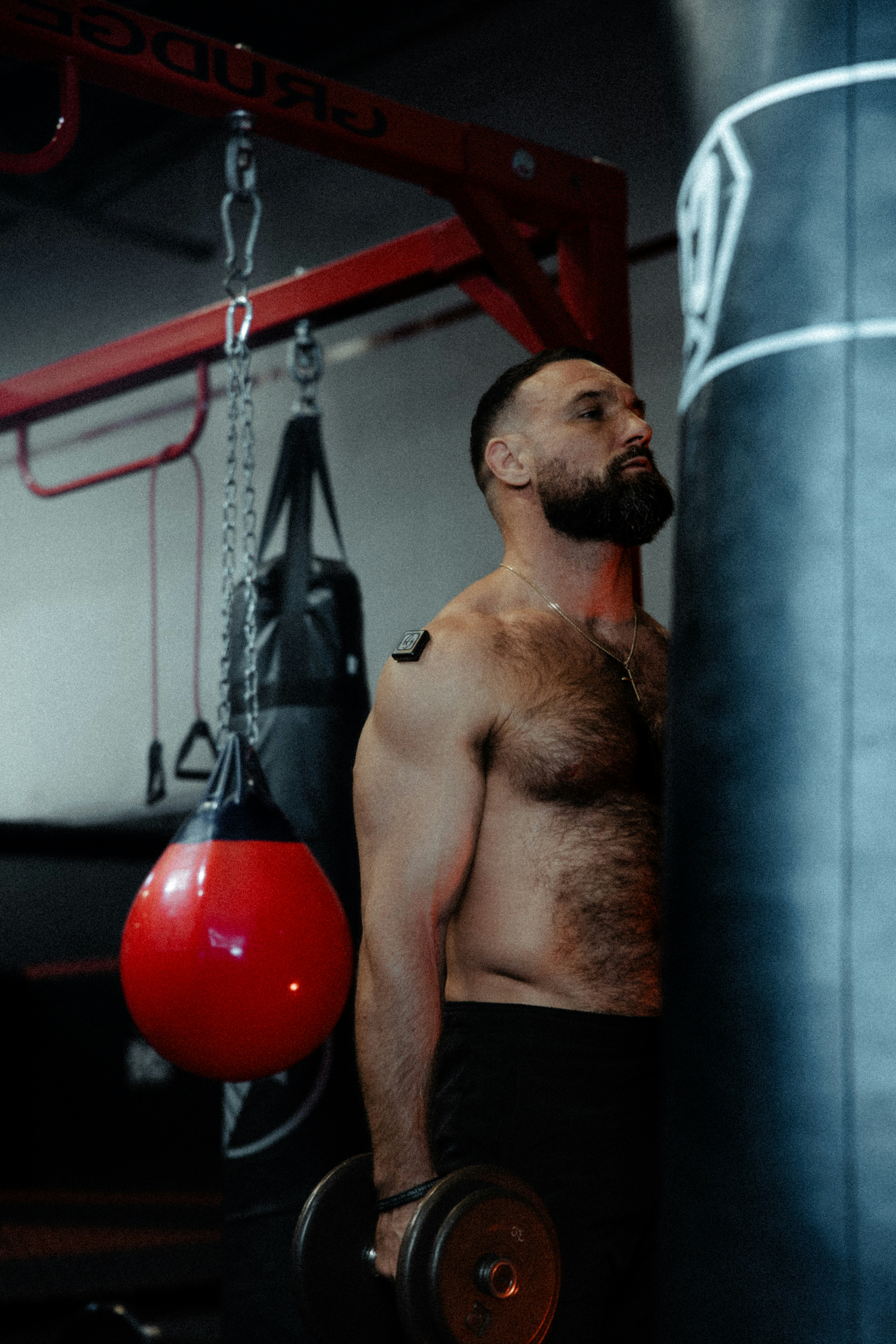A muscular man is weightlifting in a gym. photo – Free Man Image on ...