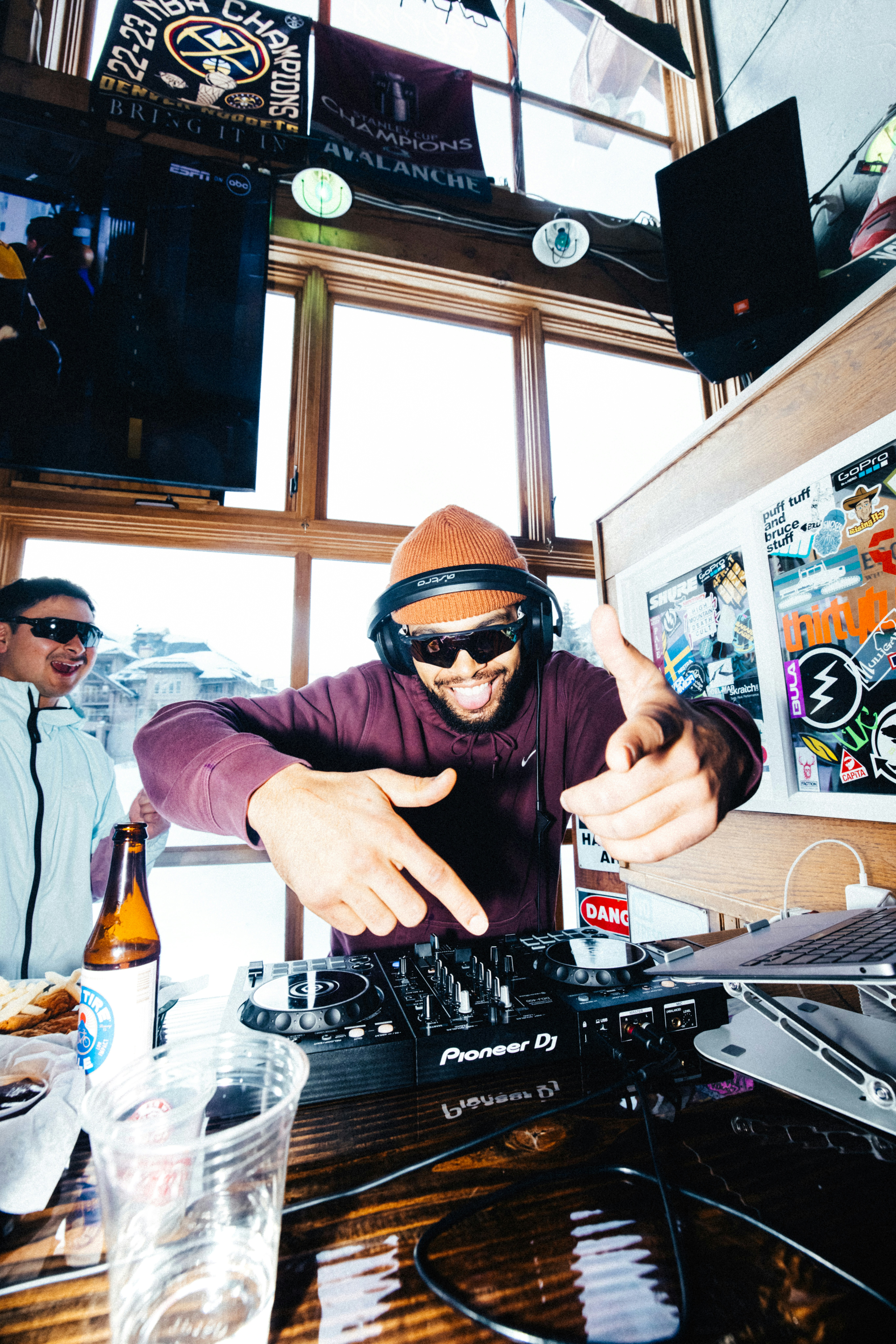 A dj is mixing music at a bar. photo – Free Portrait Image on Unsplash