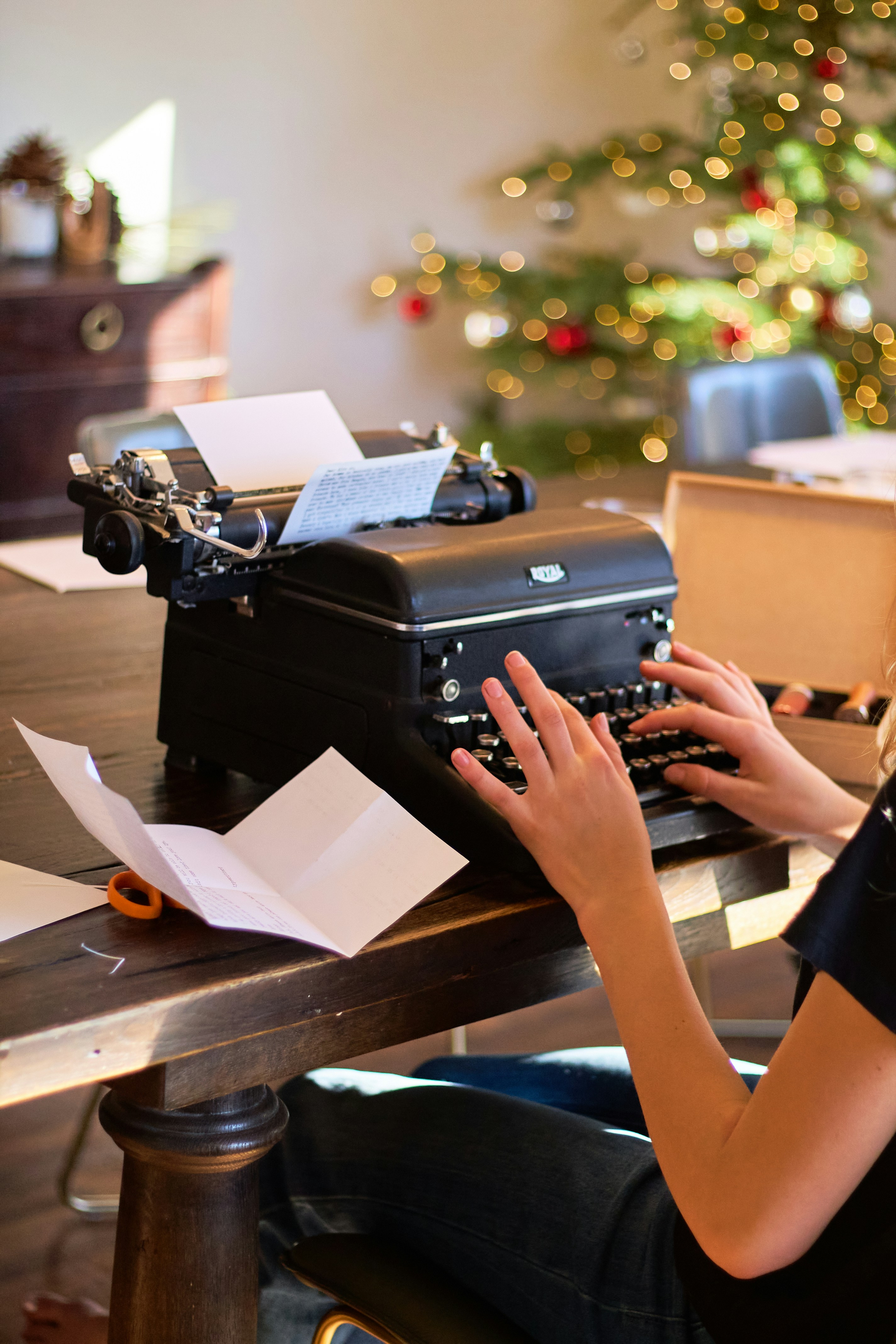 Person types on a vintage typewriter during the holidays. photo – Free ...