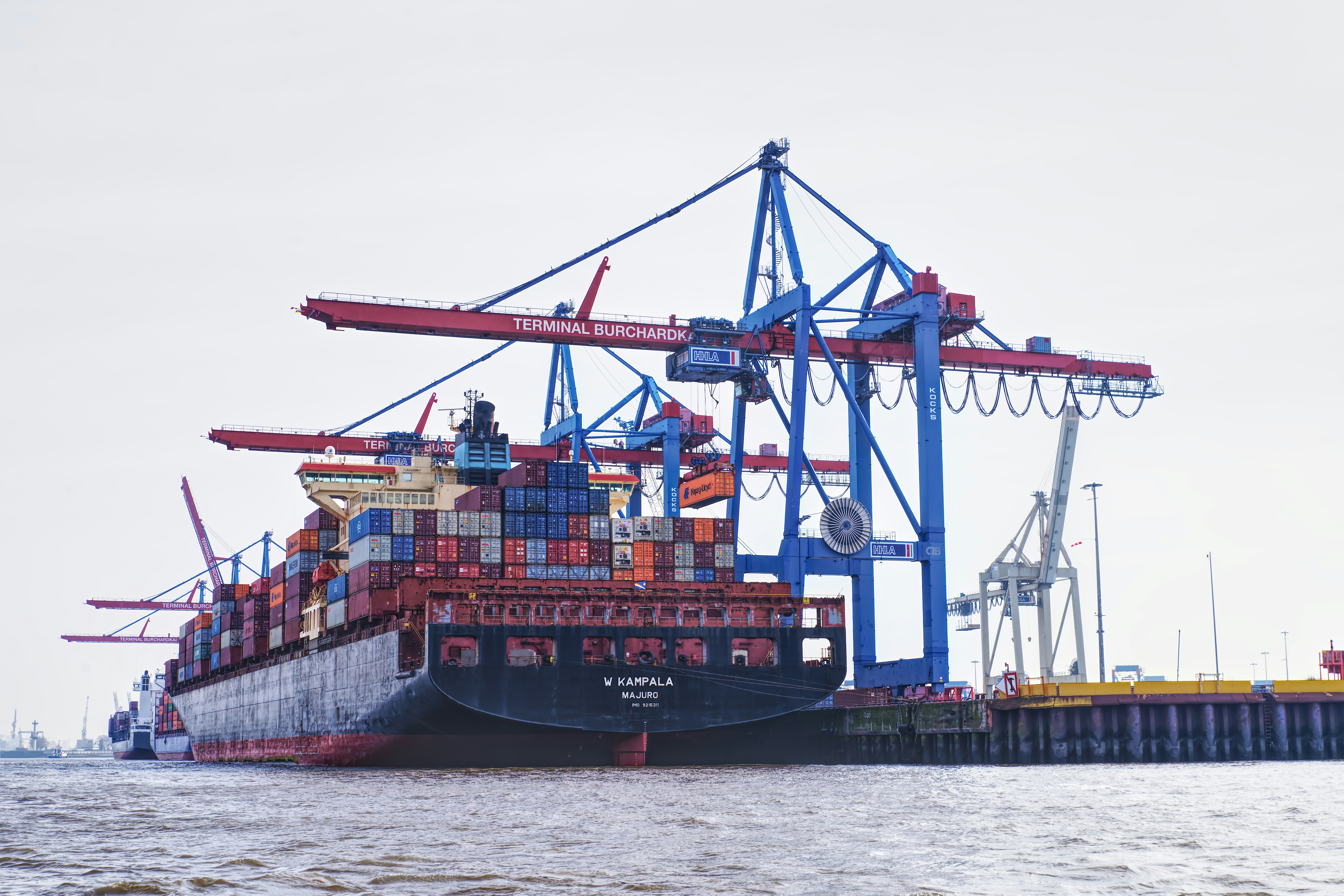 Im Hafen wird ein Frachtschiff beladen. Foto – Kostenloses Bild zum ...