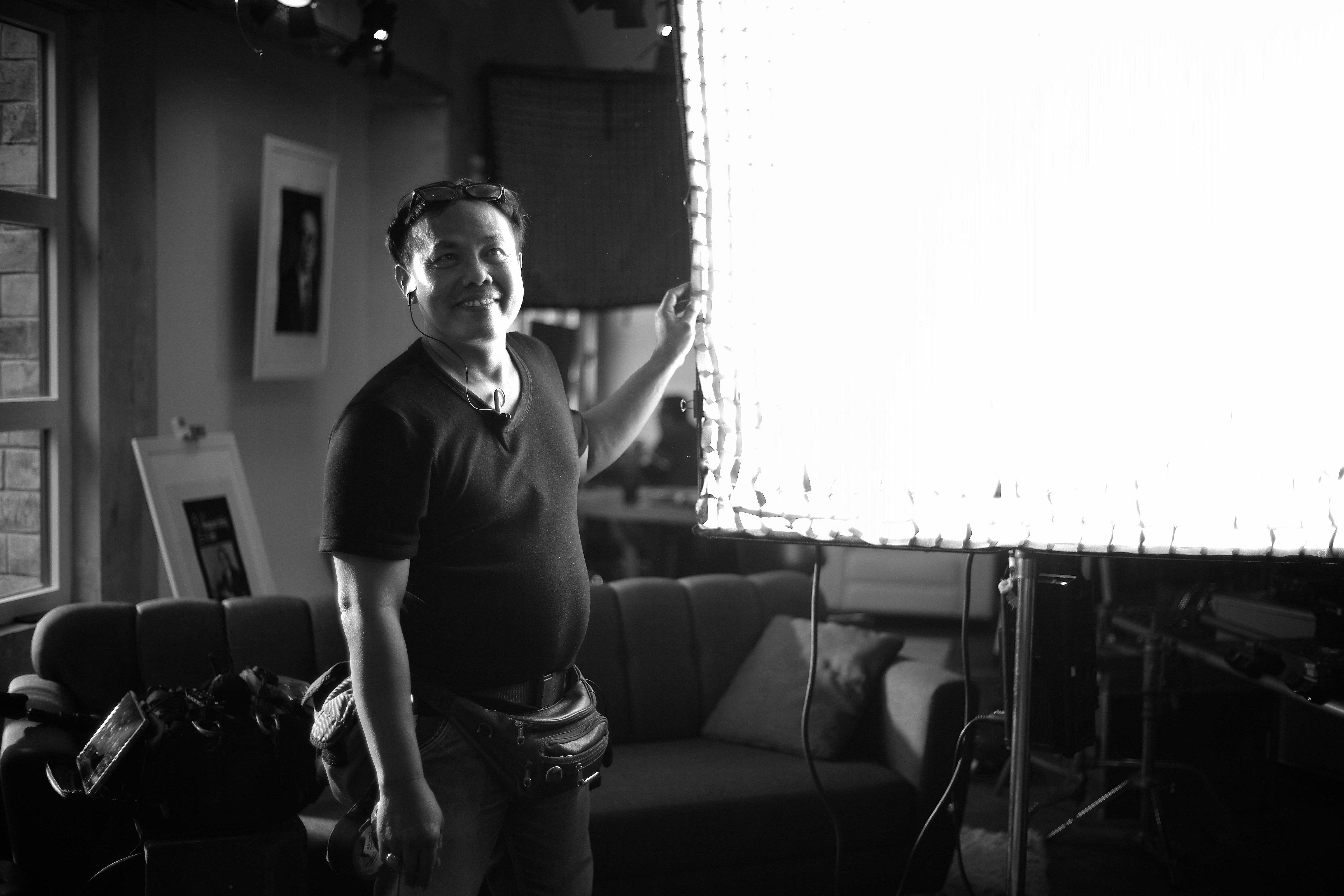 A man poses with a light diffuser. photo – Free Portrait Image on Unsplash