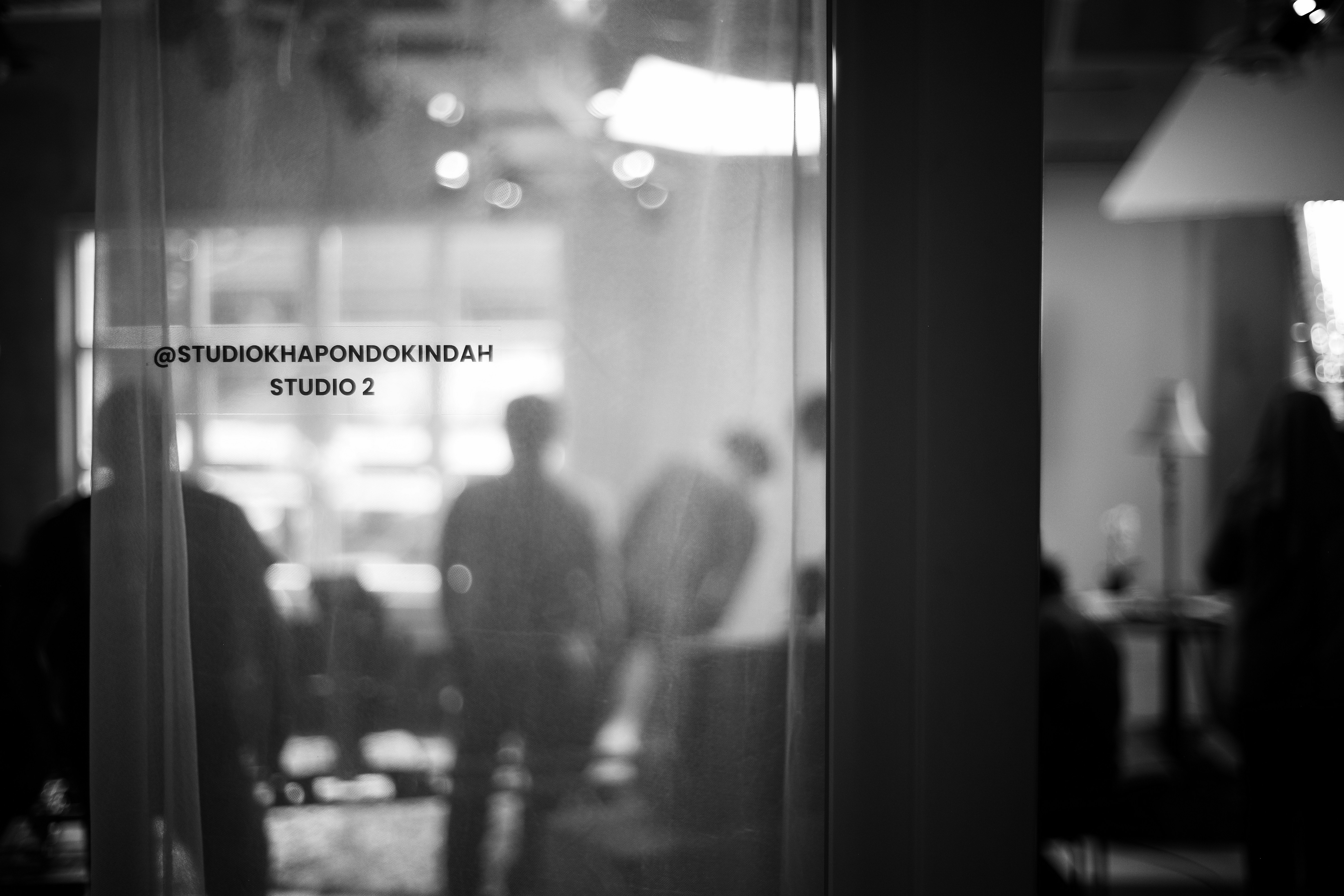 People are blurred behind a glass door. photo – Free Man Image on Unsplash