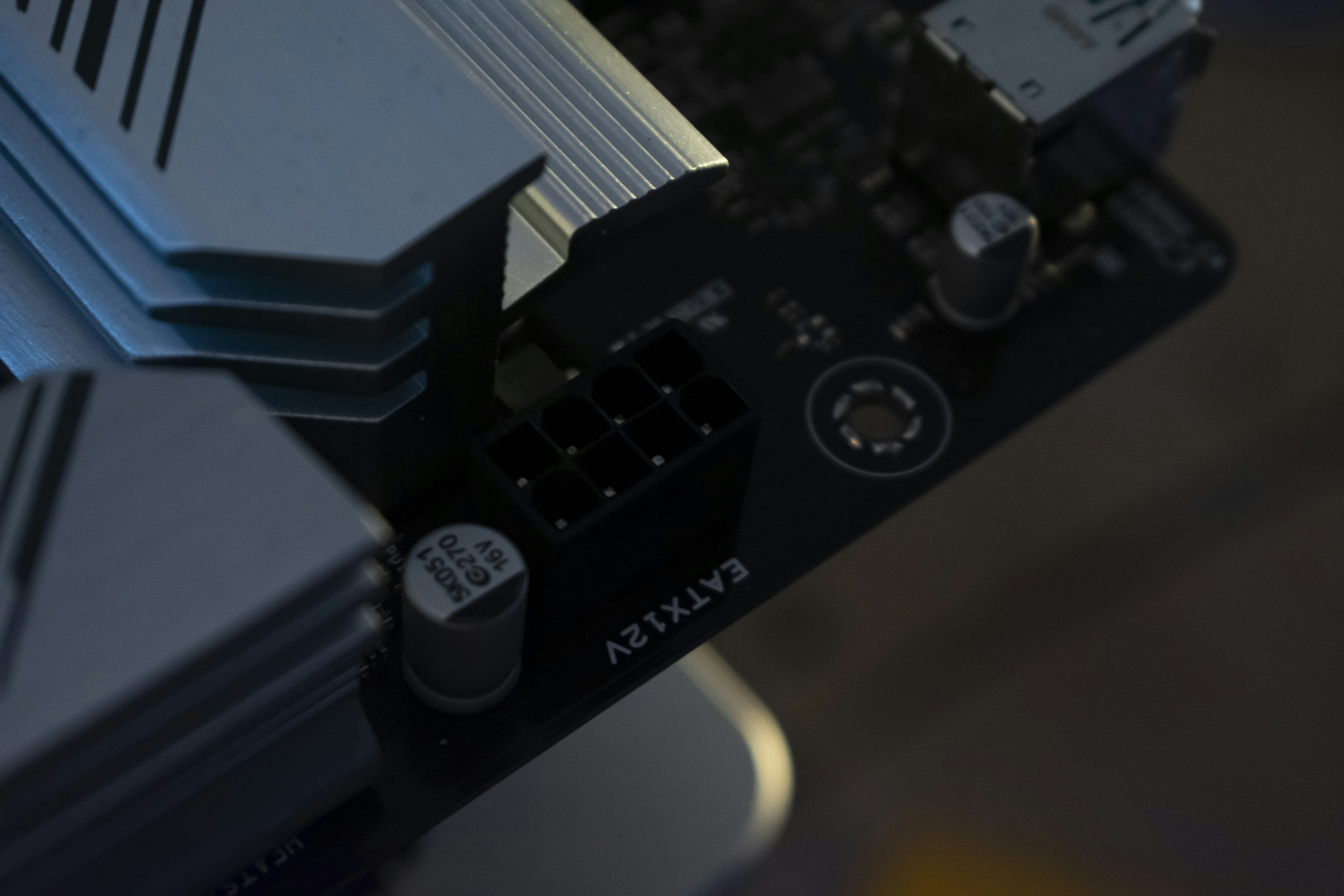 Les détails de la carte mère avec le texte eatx12v sont visibles. photo ...