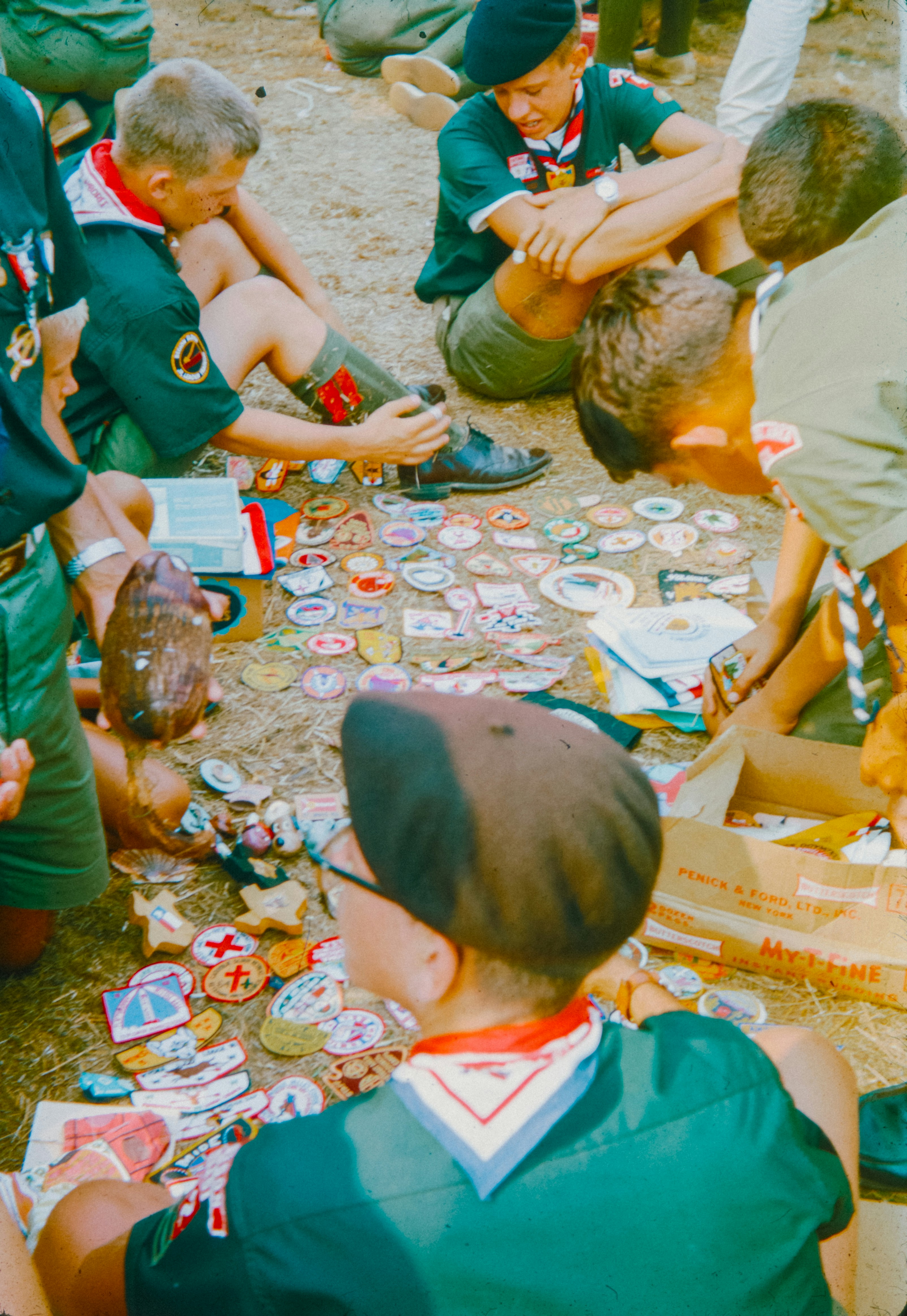 Les scouts examinent les badges sur le terrain. photo – Image gratuite ...