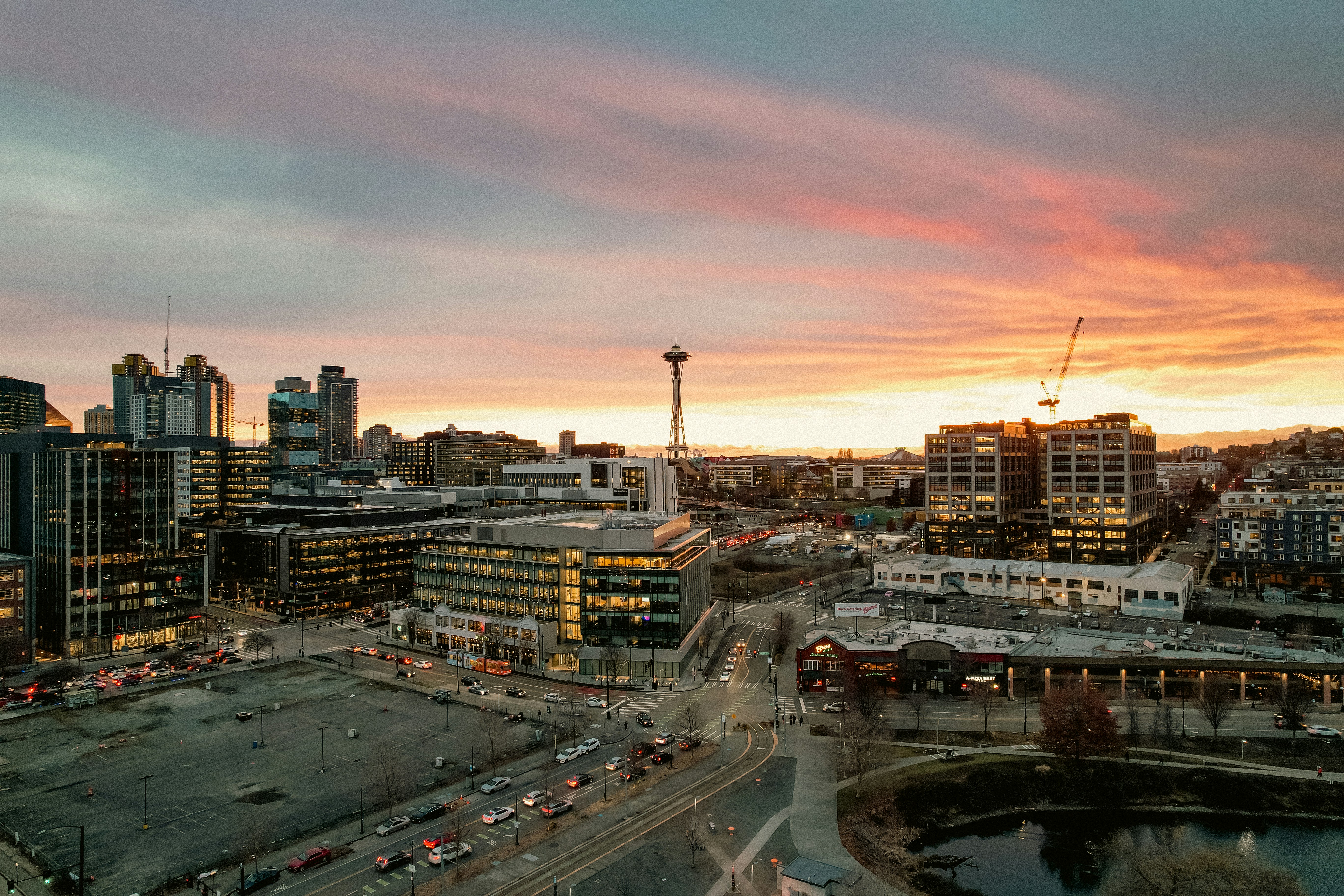 Paisagem urbana de Seattle ao pôr do sol com a agulha espacial. foto ...