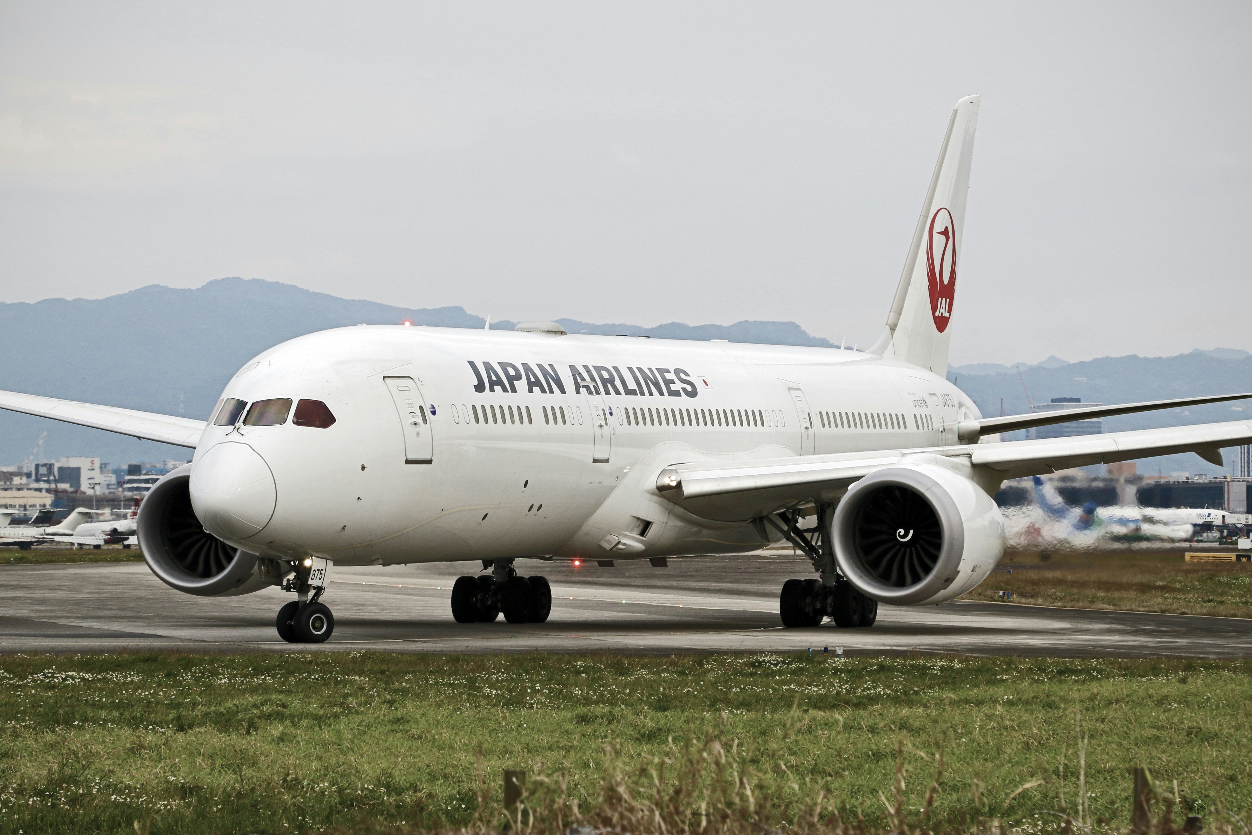 Avion de Japan Airlines sur la piste. photo – Image gratuite de Humain ...